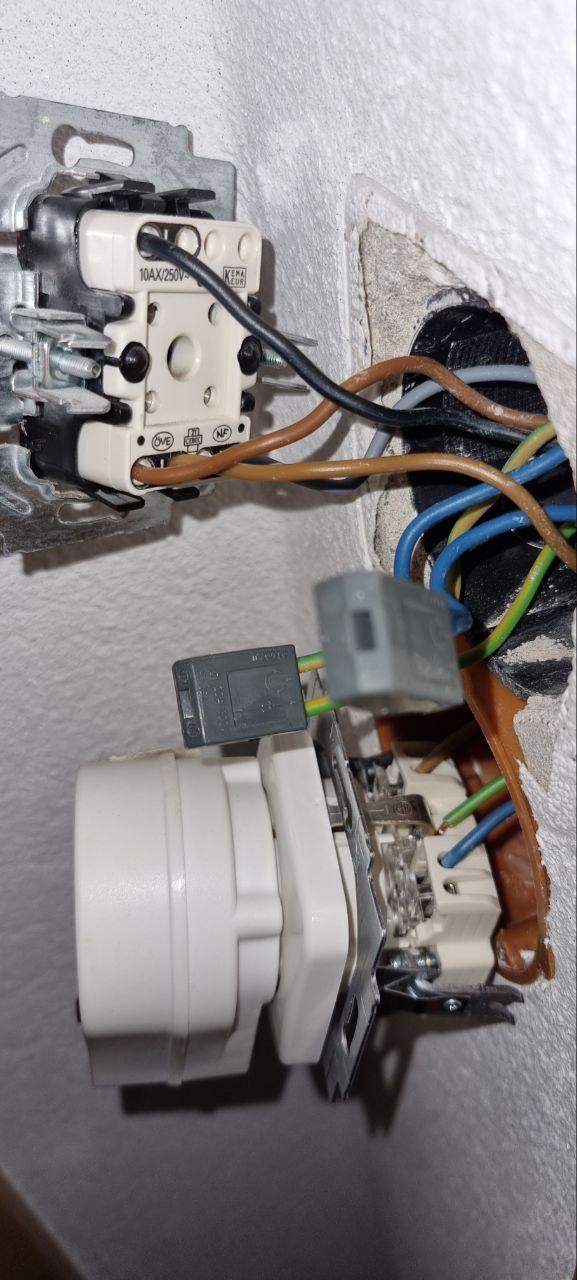 Spannende Strom Von Steckdose Abzweigen Ebenbild