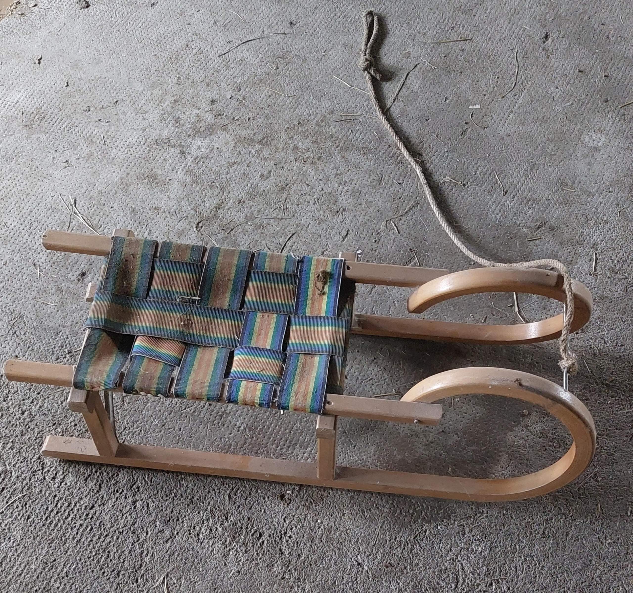 Von wann sind die beiden Schlitten? (Freizeit, Geschichte, Hobby)