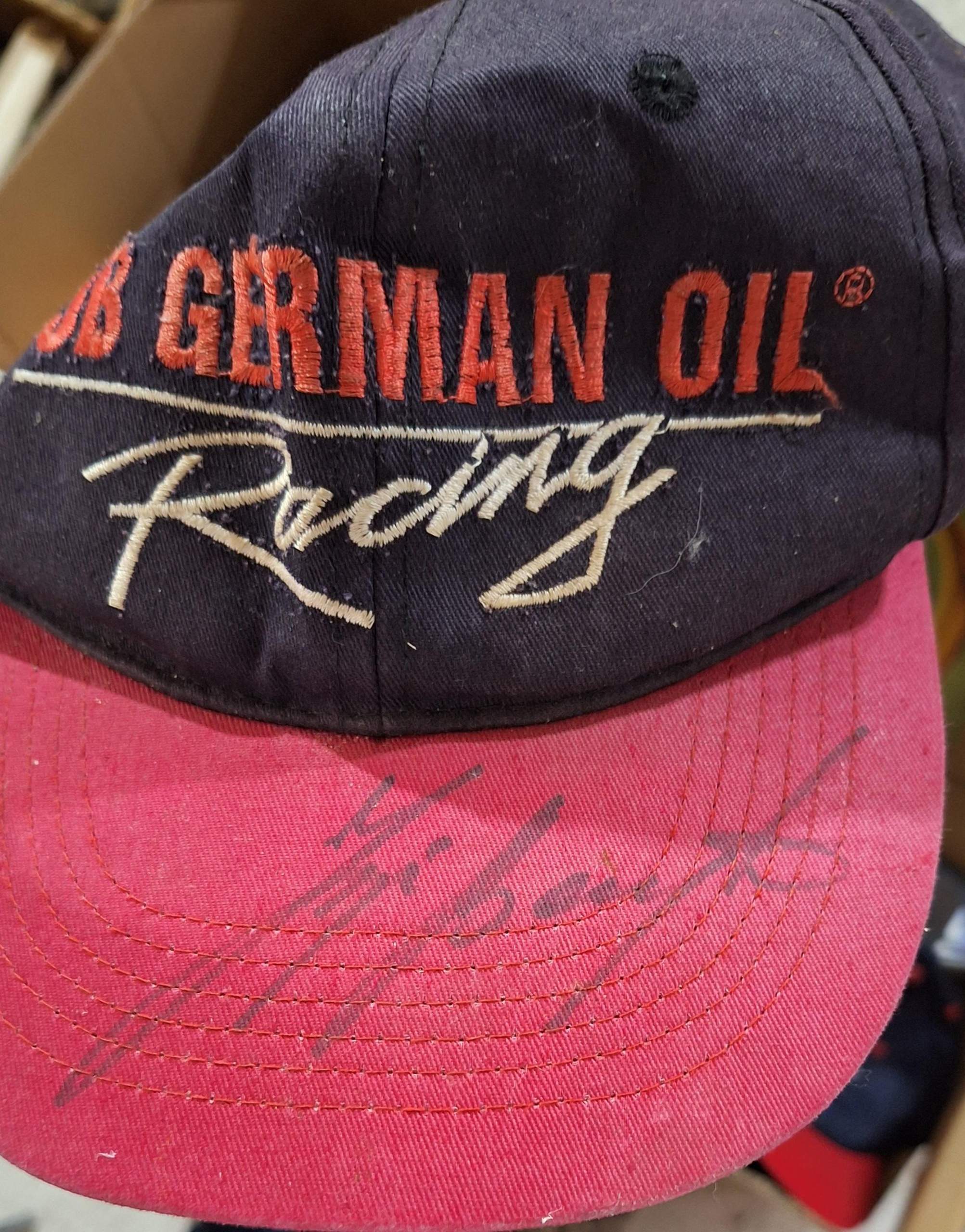 von wem stammt dieses Autogramm auf einem Rennsport Basecap ...