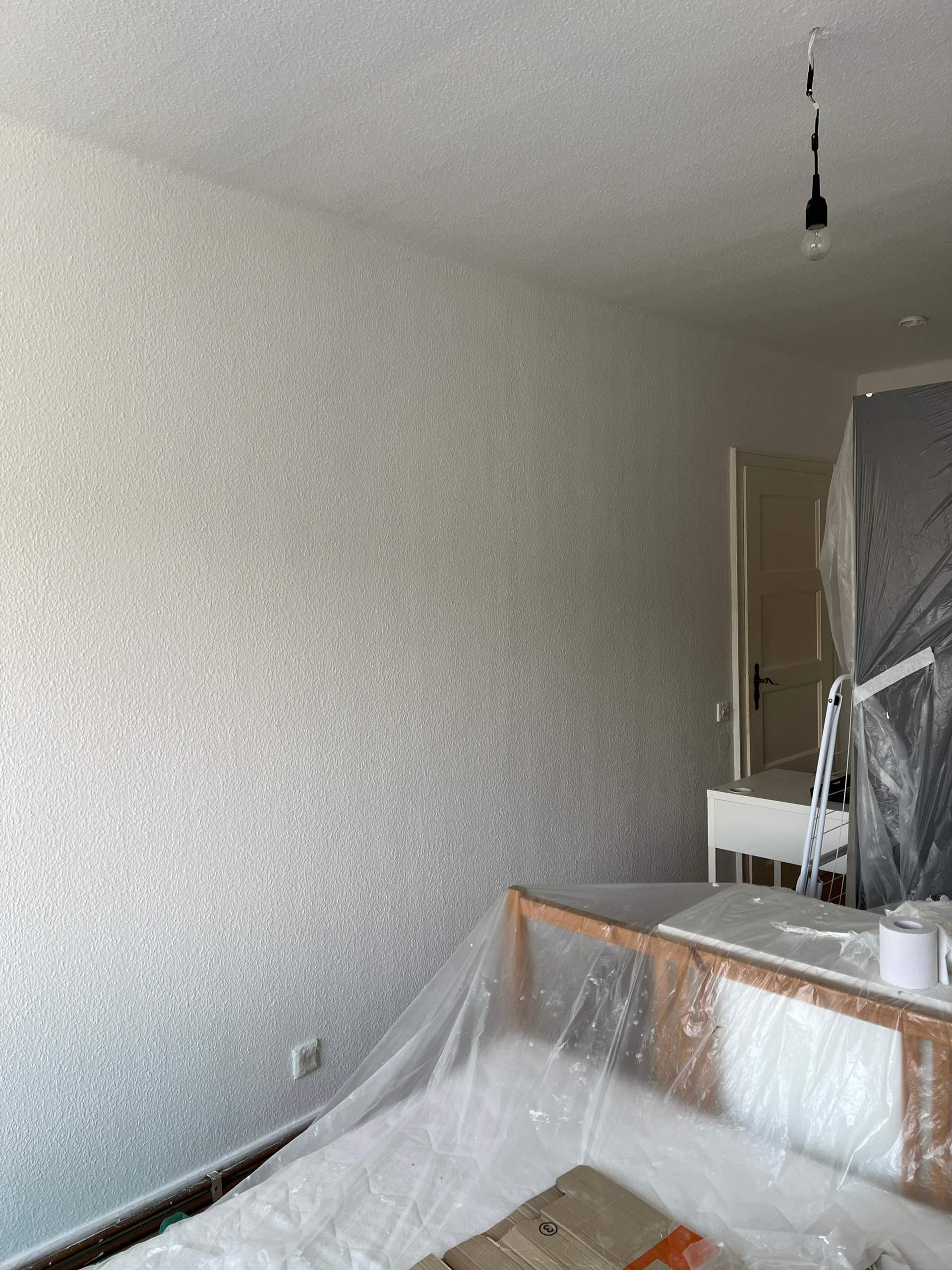 Wand und Decke nach doppeltem Anstrich streifig. Wie weitermachen ...