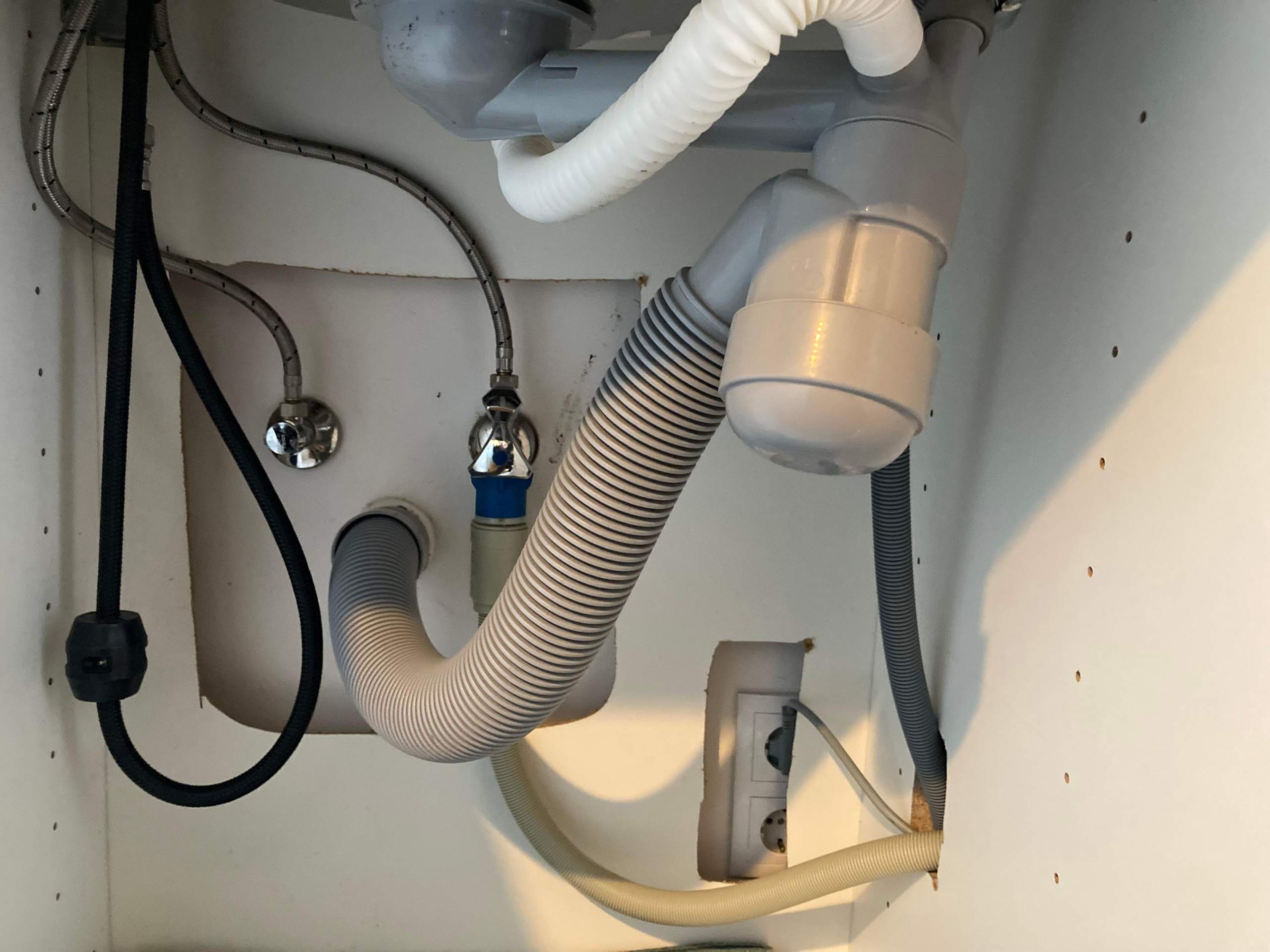 Wandrohr mit Schelle befestigen? (Klempner, Abfluss, Wasserhahn)