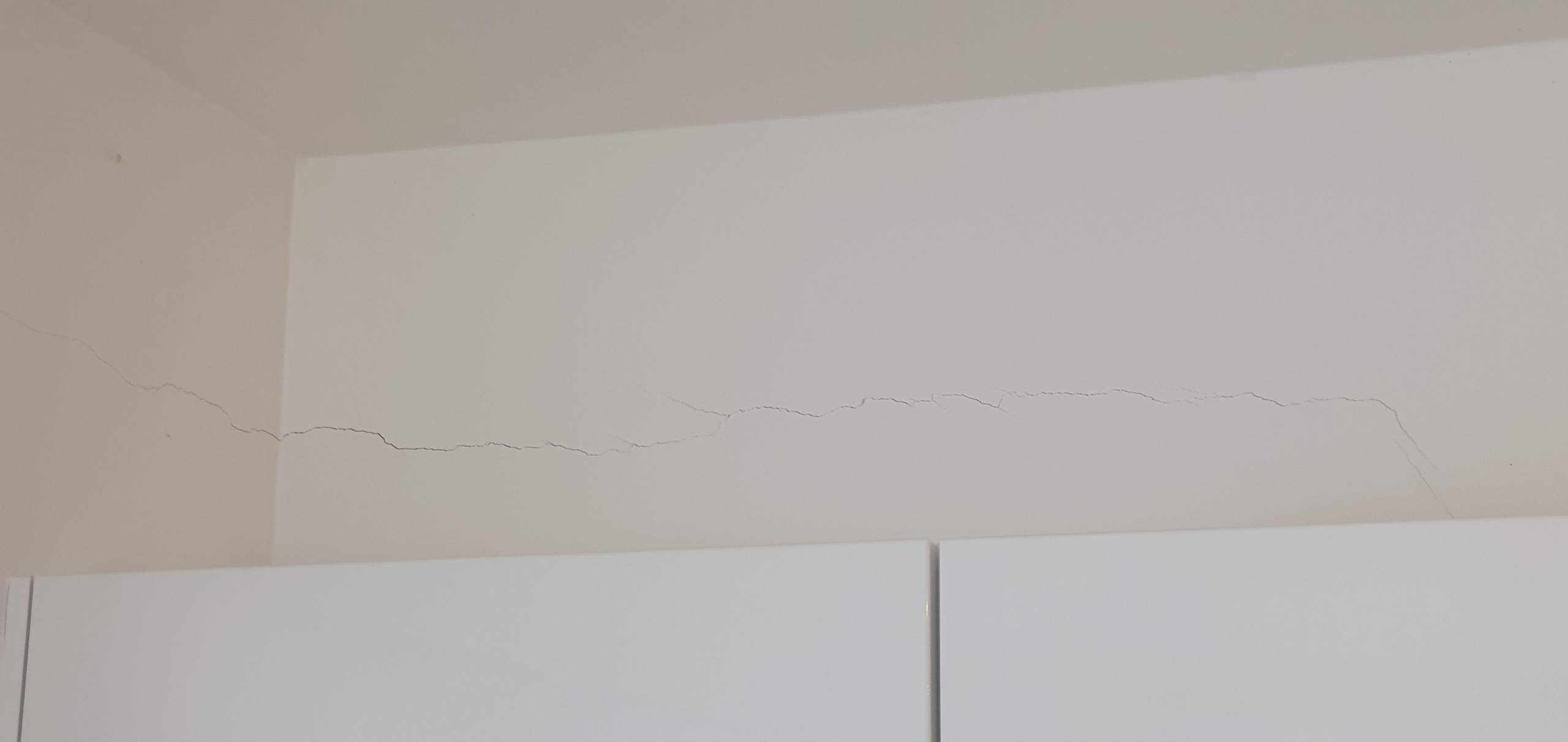 Warum entstehen in einer neuen Wohnung Risse in der Wand? [EDIT: Wie ...