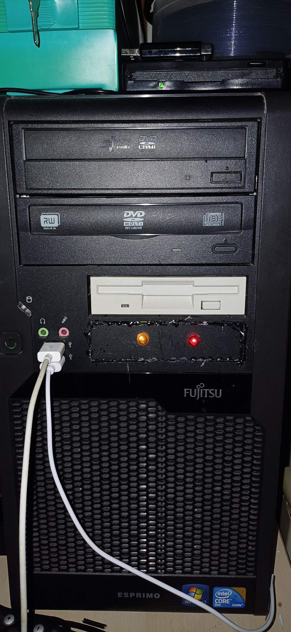 Warum hat dieser PC 2 Glühlampen eingebaut auf der Vorderseite? (Gaming PC, CPU, Prozessor)