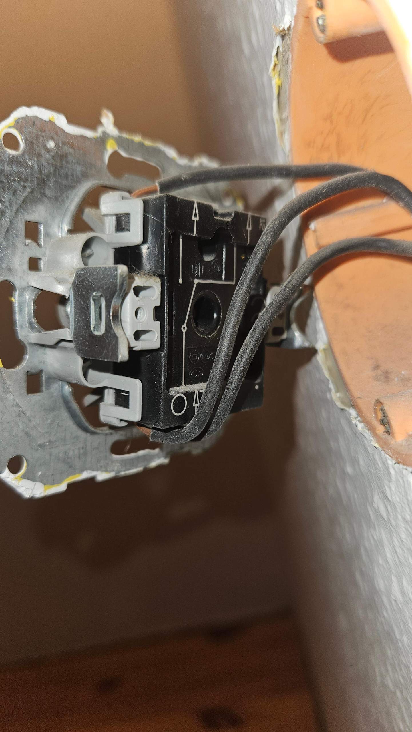 Warum hat mein Lichtschalter zwei Außenleiter für eine einzige ...