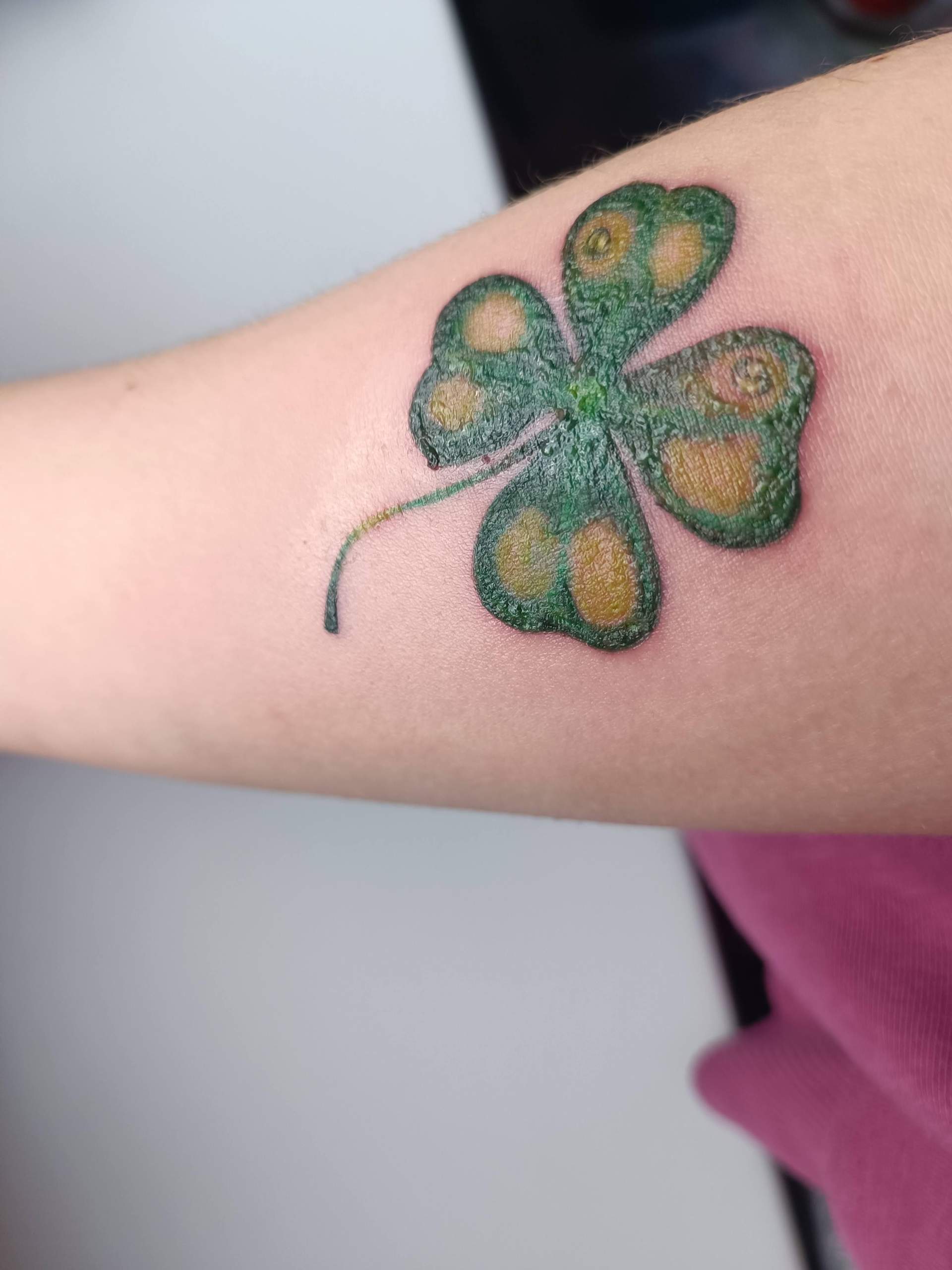 Warum ist das Tattoo so lange rot? (Tattoopflege)