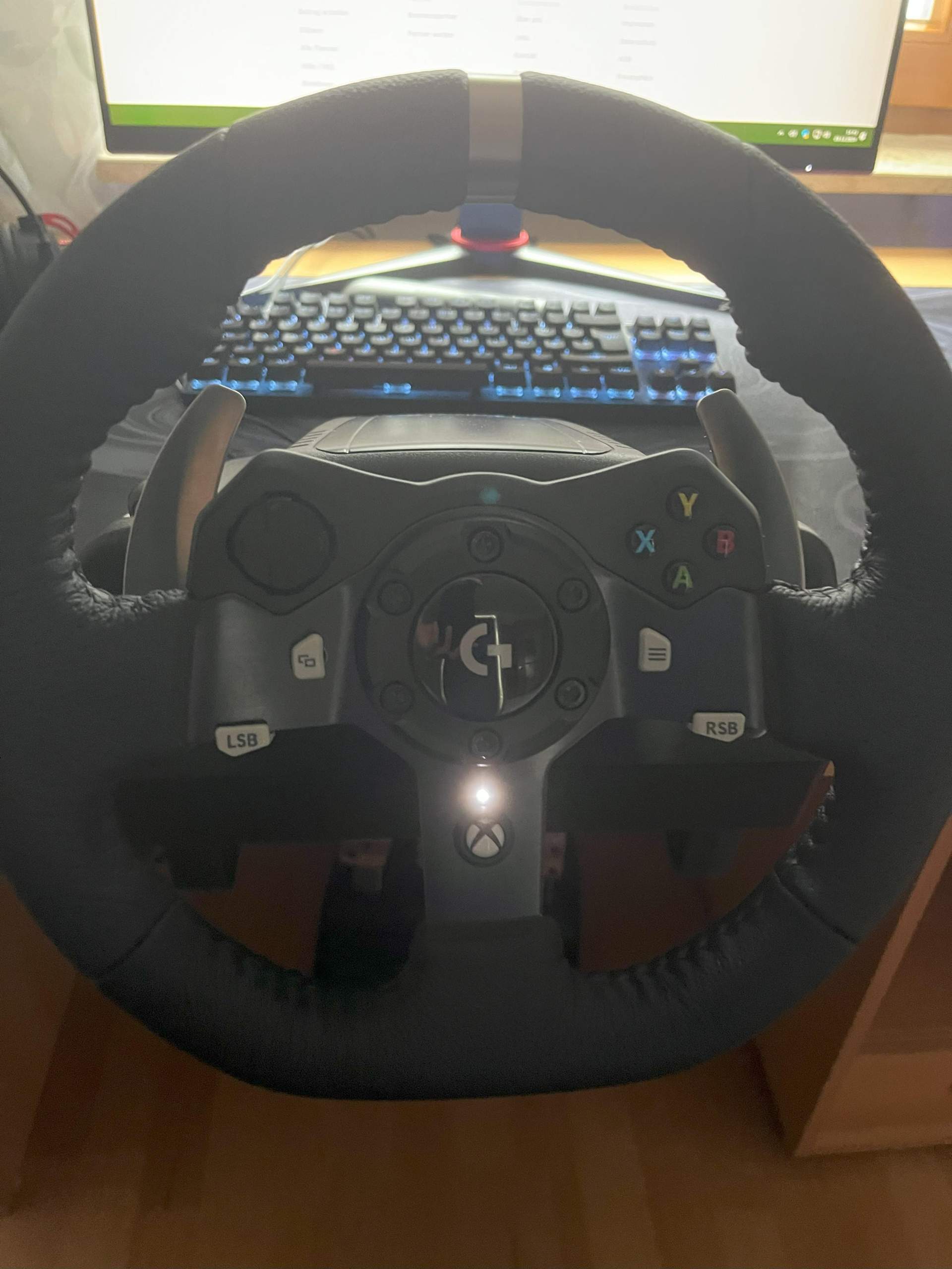 Warum leuchtet das g920 weiß? (LED, Logitech, Lenkrad)
