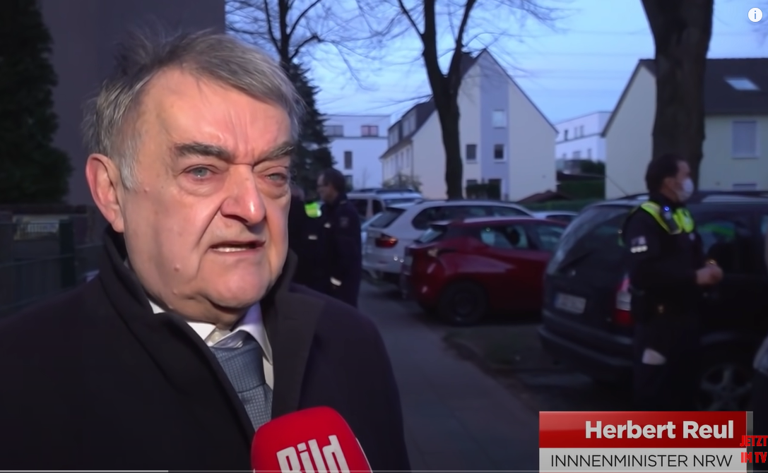 Warum sieht Herbert Reul Innenminister von Nordrhein-Westfalen immer so ... Warum sieht Herbert Reul Innenminister von Nordrhein-Westfalen immer so ...