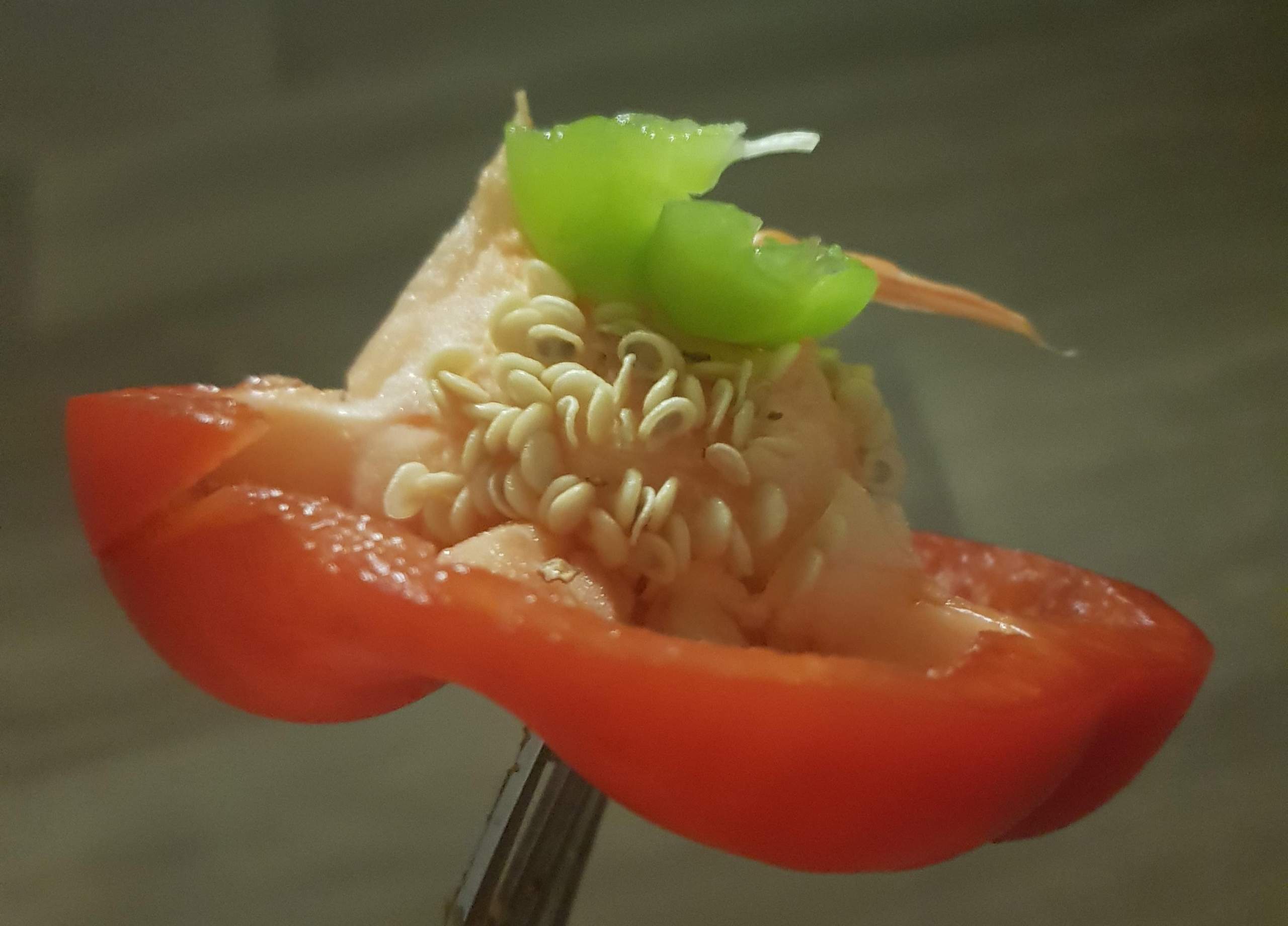 Warum wächst in dieser roten Paprika innendrin noch eine grüne kleine ...