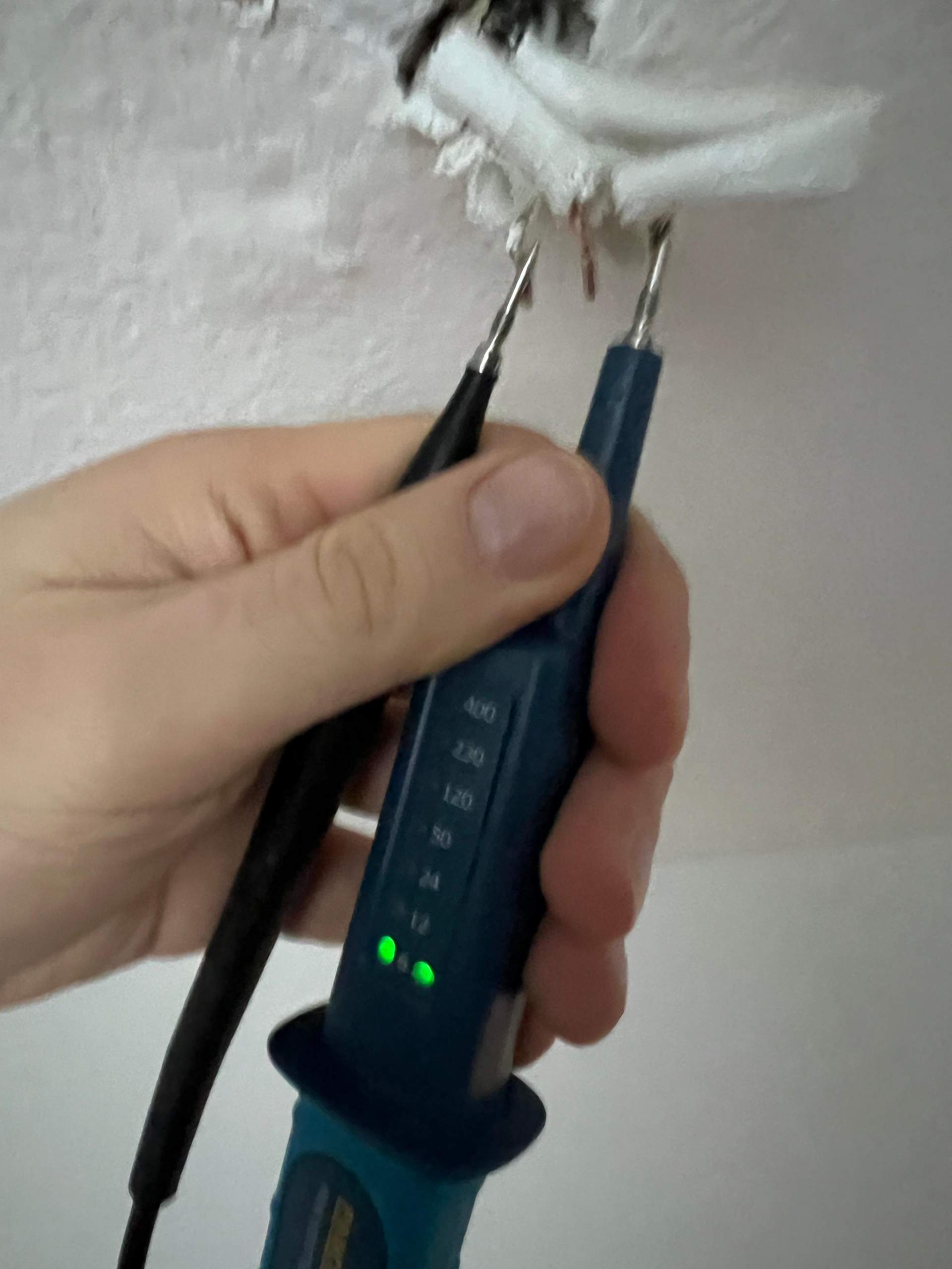 Warum zeigt mein Spannungsprüfer bei den Deckenkabeln nur 6 Volt an ...