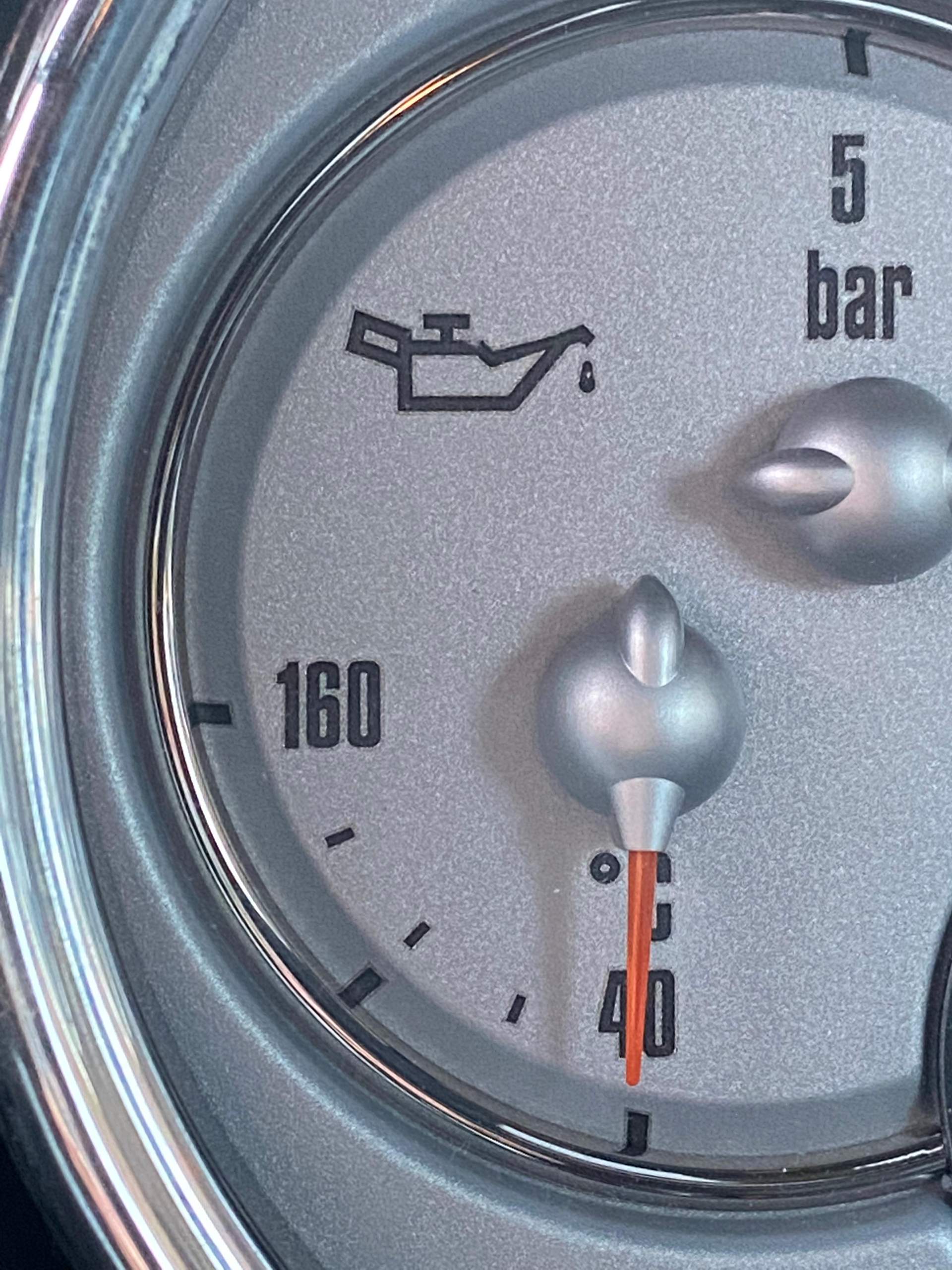Was bedeuten die Striche der skala? (Auto, Zahlen, Motoröl)