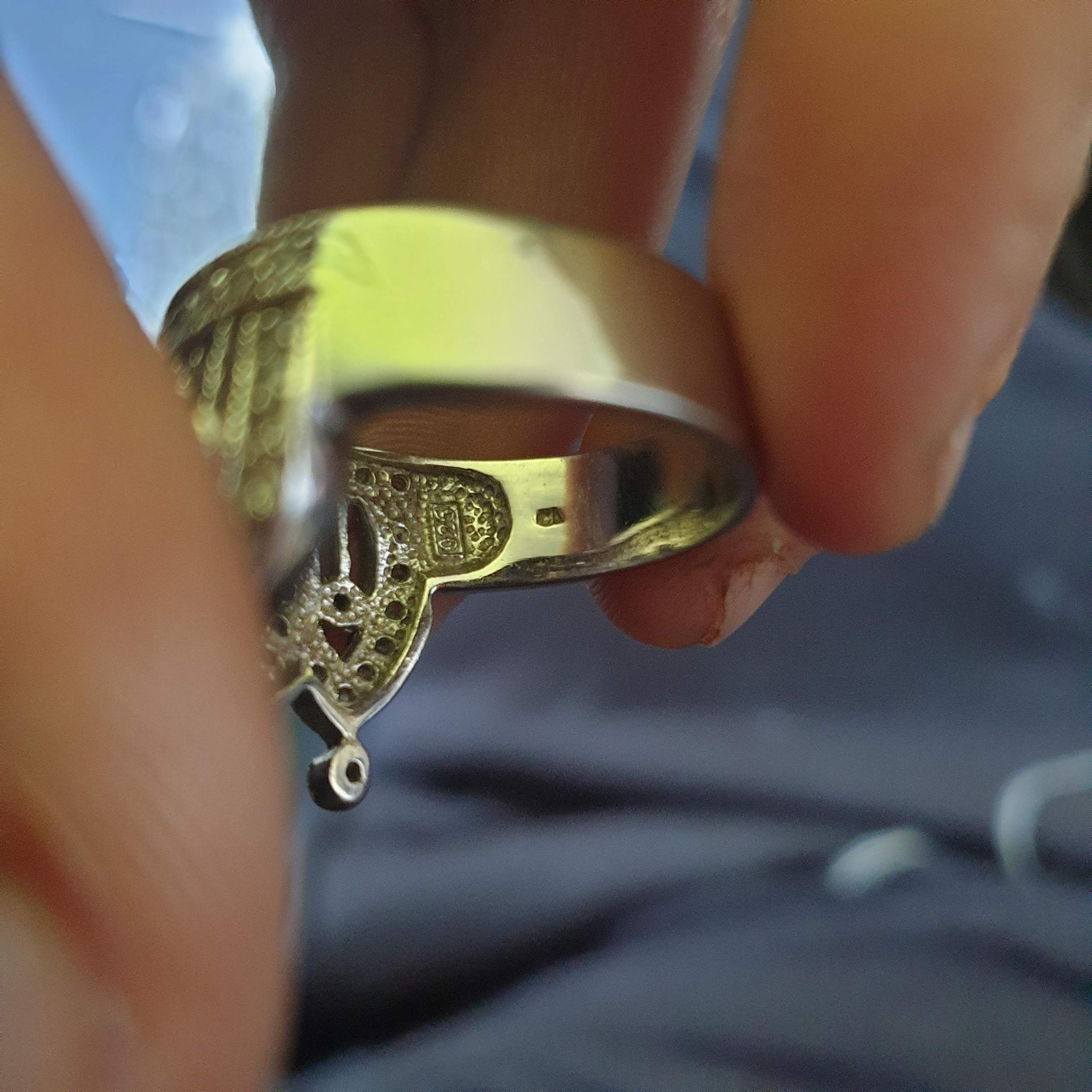 Was bedeutet CA und DM im Ring? (Wert, Edelsteine, Punzen)