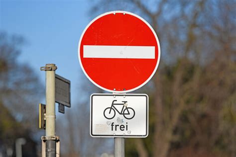Was bedeutet das Fahrrad frei Schild und das mit den Pfeilen ...