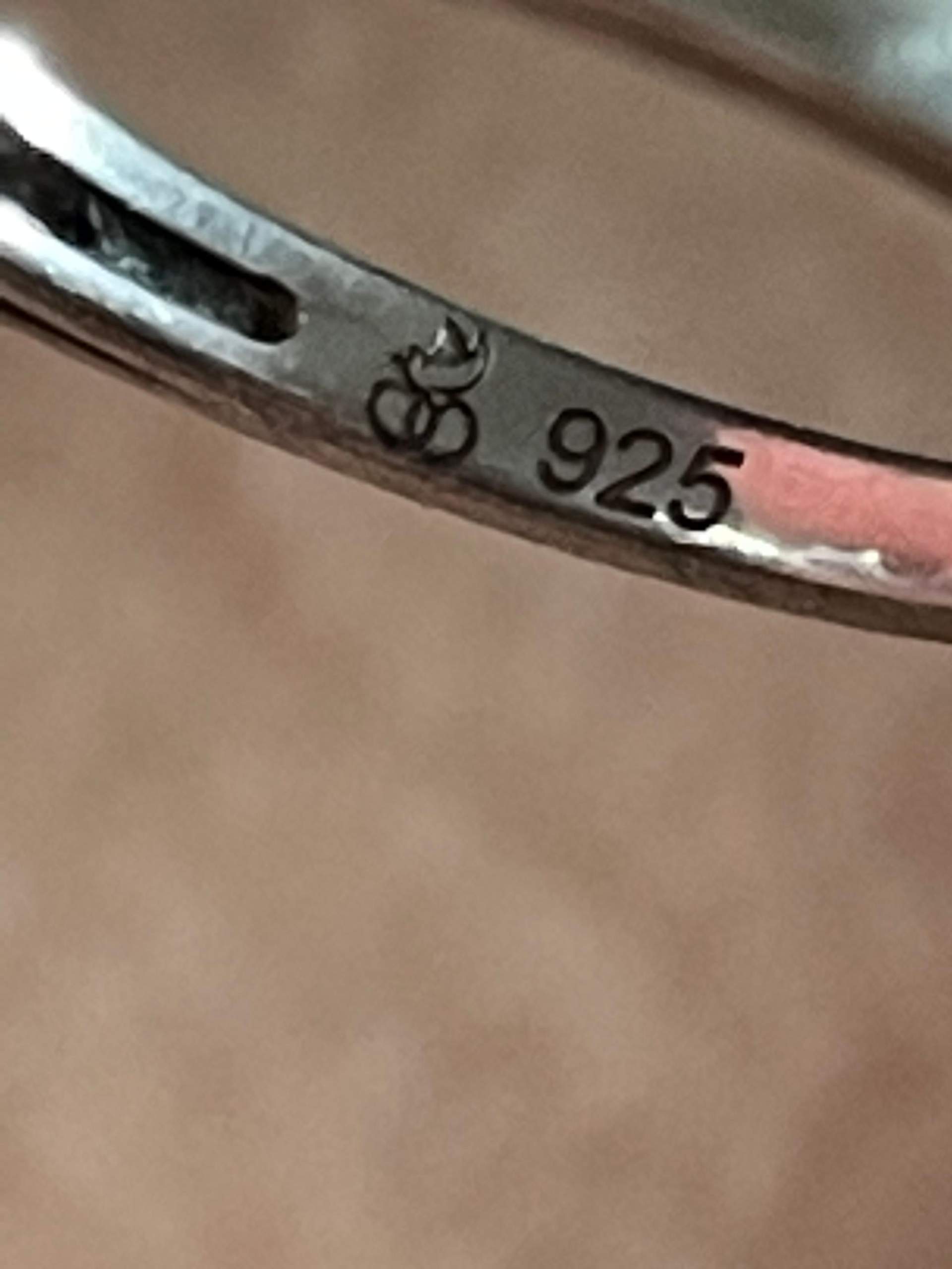 Was bedeutet das Zeichen in dem Ring? (Bedeutung, Schmuck, Silber)