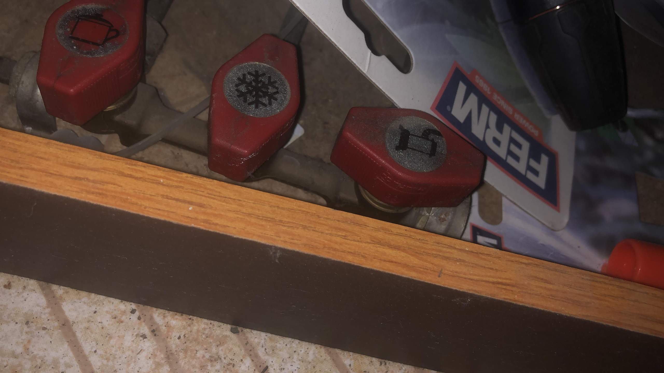 Was bedeutet das Zeichen rechts im wohnwagen? (Camping)