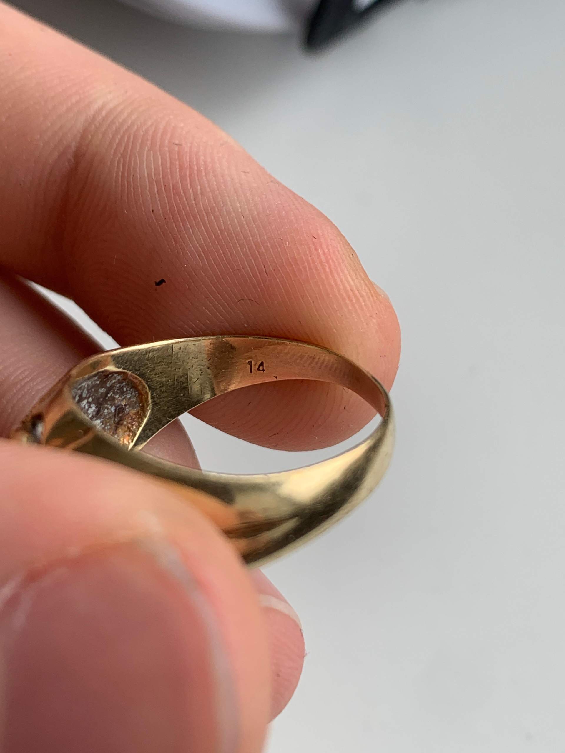 Was bedeutet diese Prägung auf Ring/was ist dieser Ring wert? (Gold ...