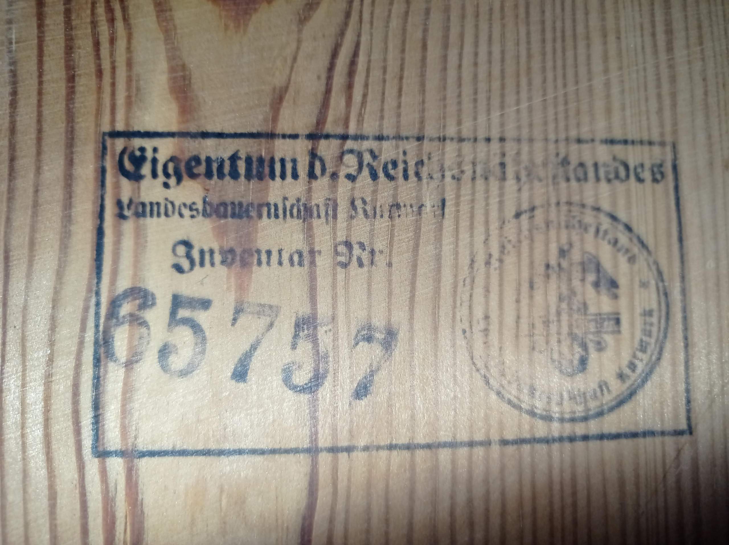 Was bedeutet dieser Nazi Stempel in einem Möbelstück? (Recht, Politik ...