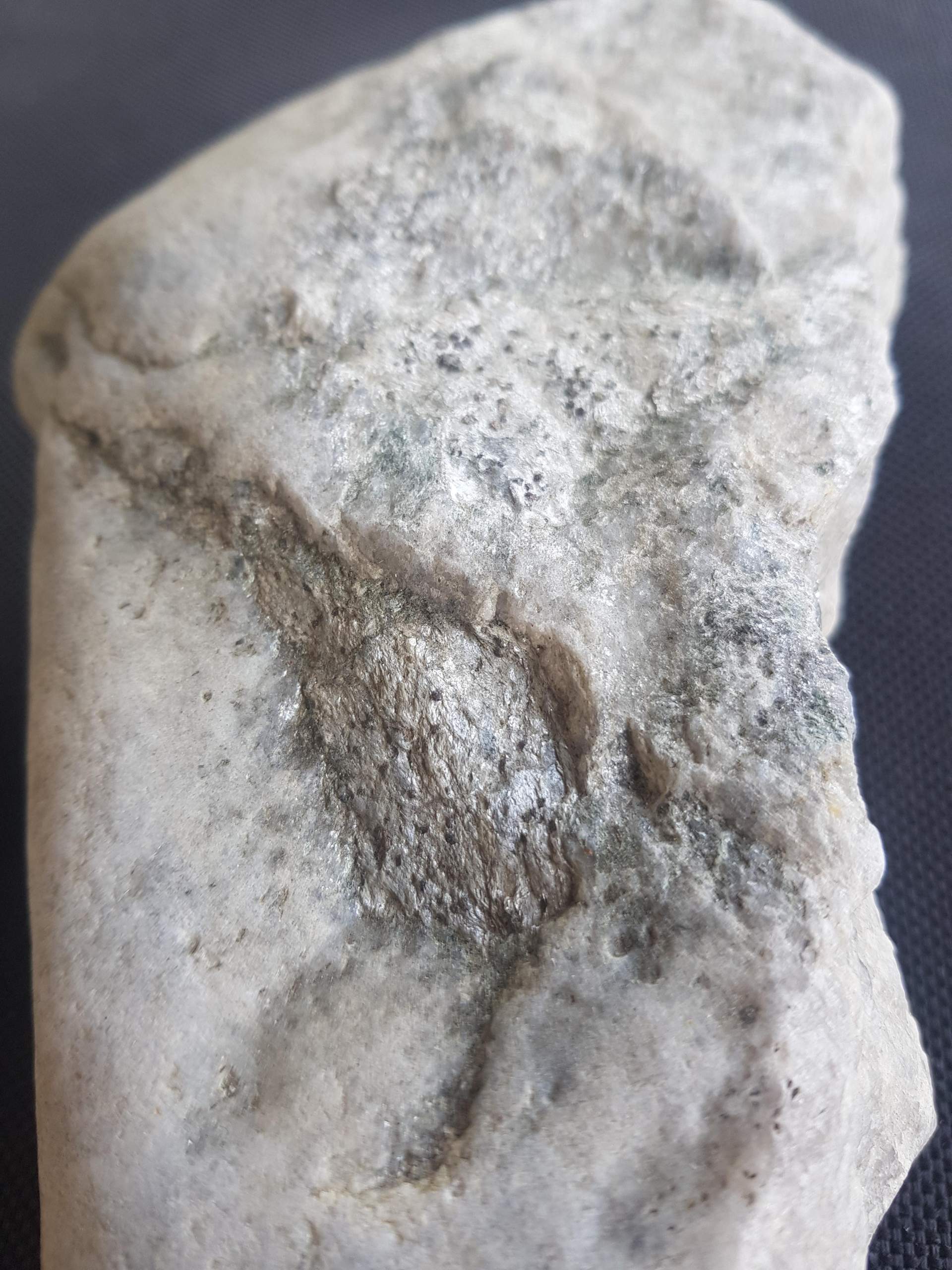 Was glitzert da an dem Stein? (Mineralien, Gestein)