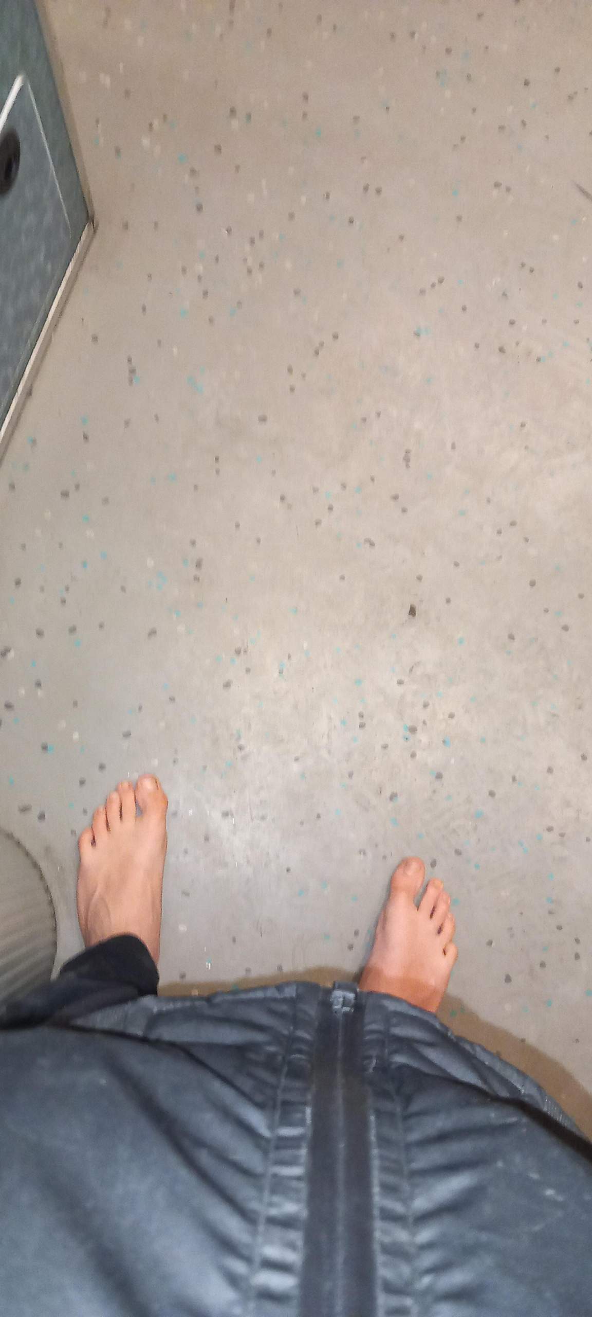 Was haltet ihr Barfuß in der Bahn? (Verkehrsmittel, dreckige Fußsohlen)