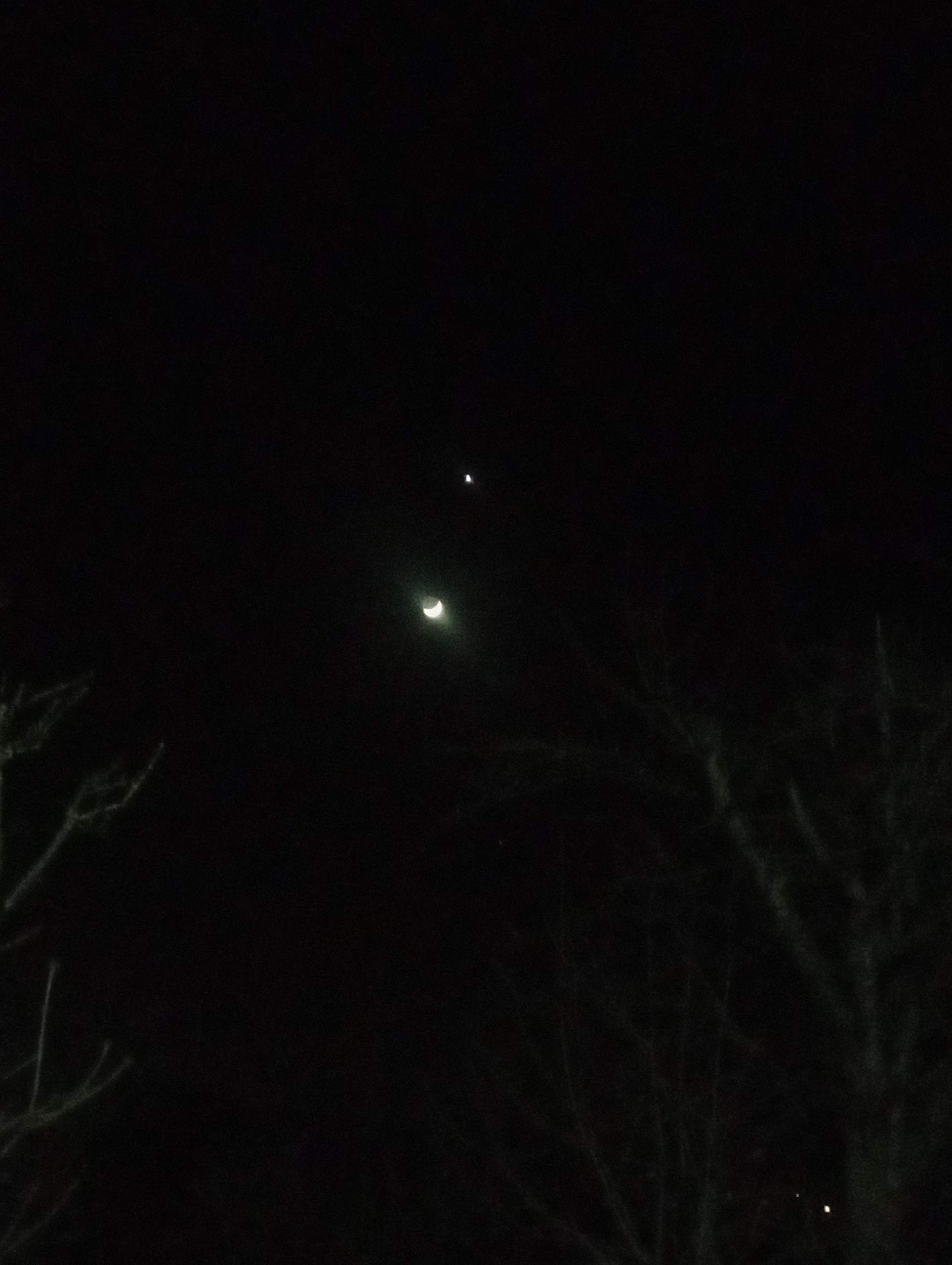 Was ist das für ein Stern oberhalb vom Mond den man jetzt gerade sieht ...