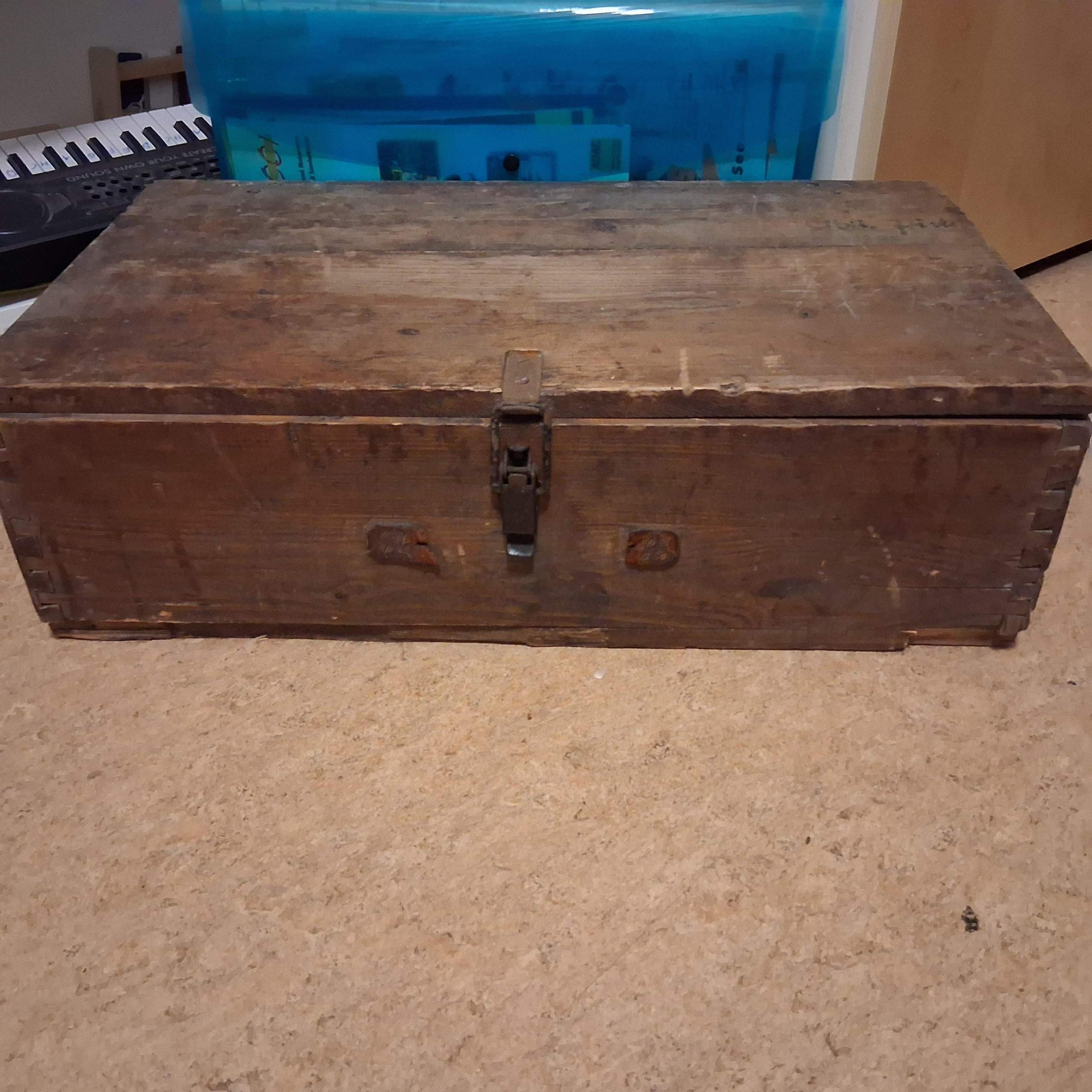 Was ist das für eine alte Kiste bzw Truhe? (Wertschätzung, Antik)