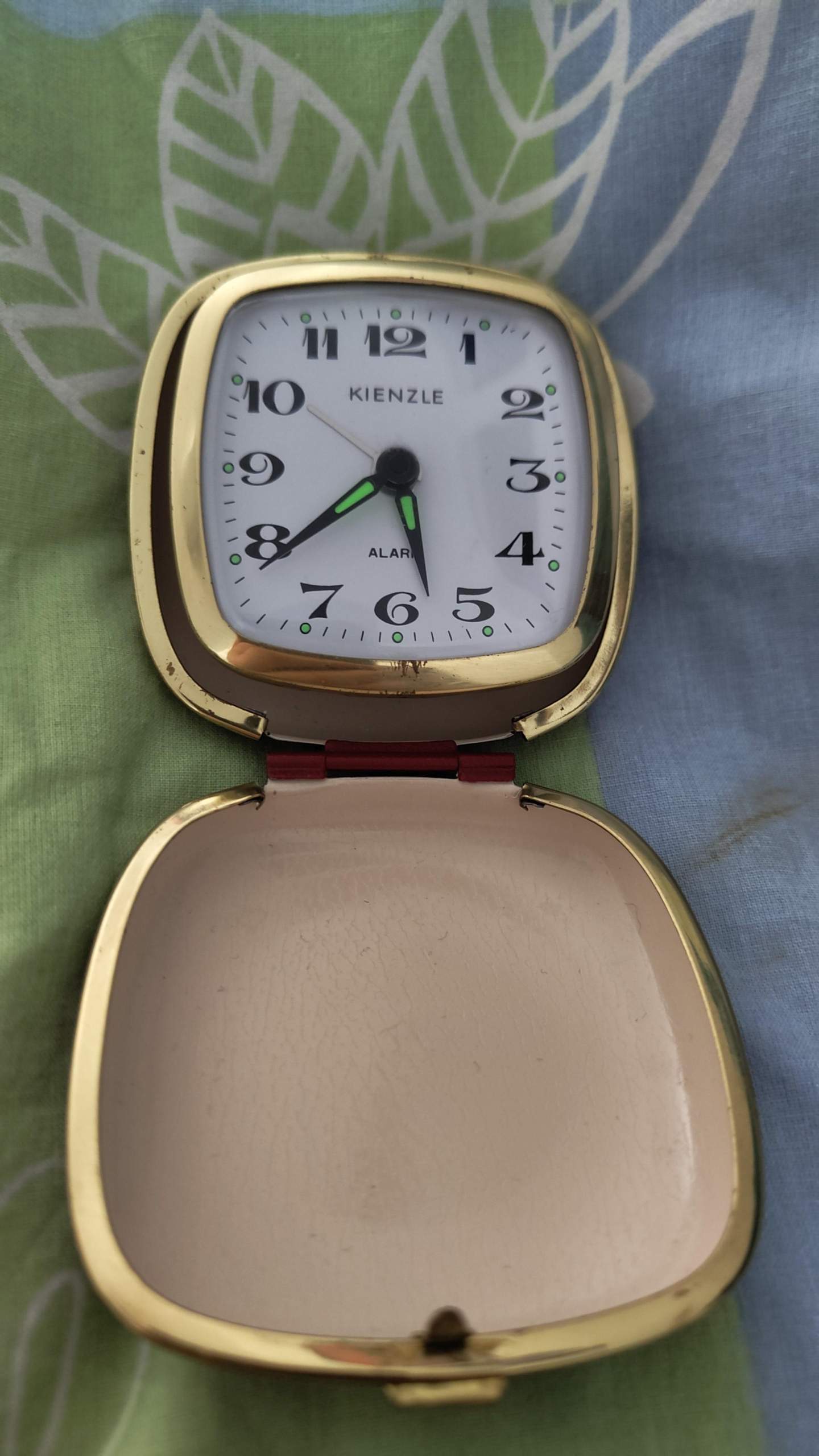 Was ist das für eine Uhr. Ich kann keine Informationen über die Uhr ...