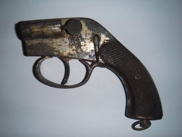 Was ist das für eine Waffe (Pistole) und könnte sie etwas Wert sein ... Was ist das für eine Waffe (Pistole) und könnte sie etwas Wert sein ...