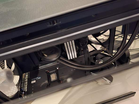 Was ist JUSB4 am motherboard? (Gaming PC)