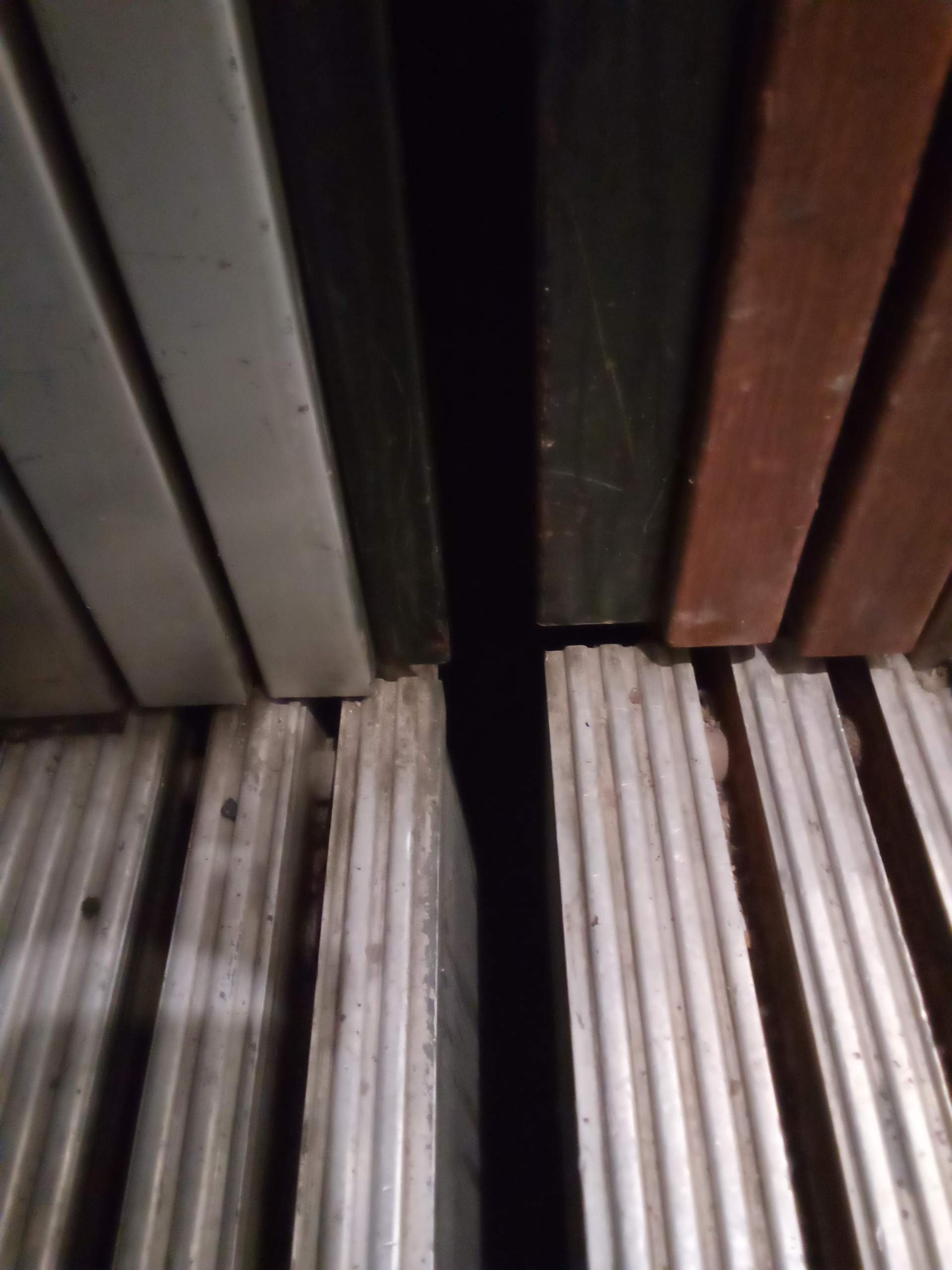 Was kann passieren wenn Sachen in die Ritze vom Aufzug kommen, die da ...