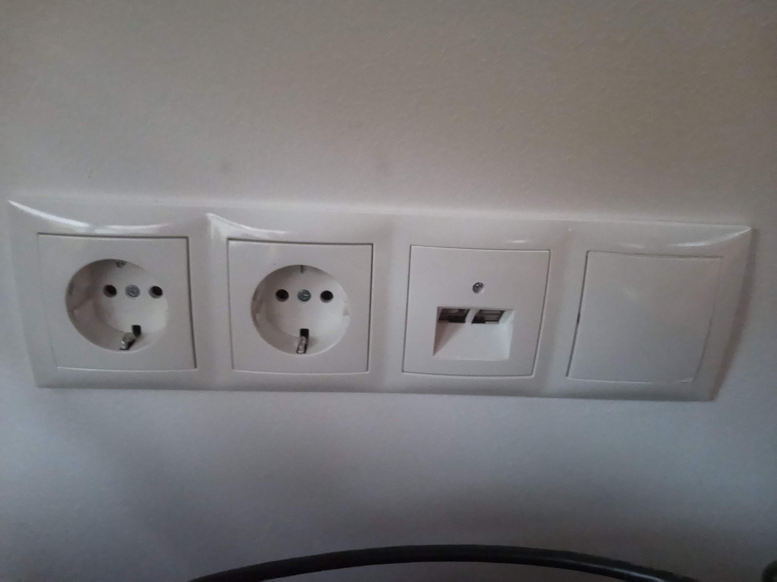 Was könnte das für ein Stecker sein rechts neben der Lan Steckdose ...