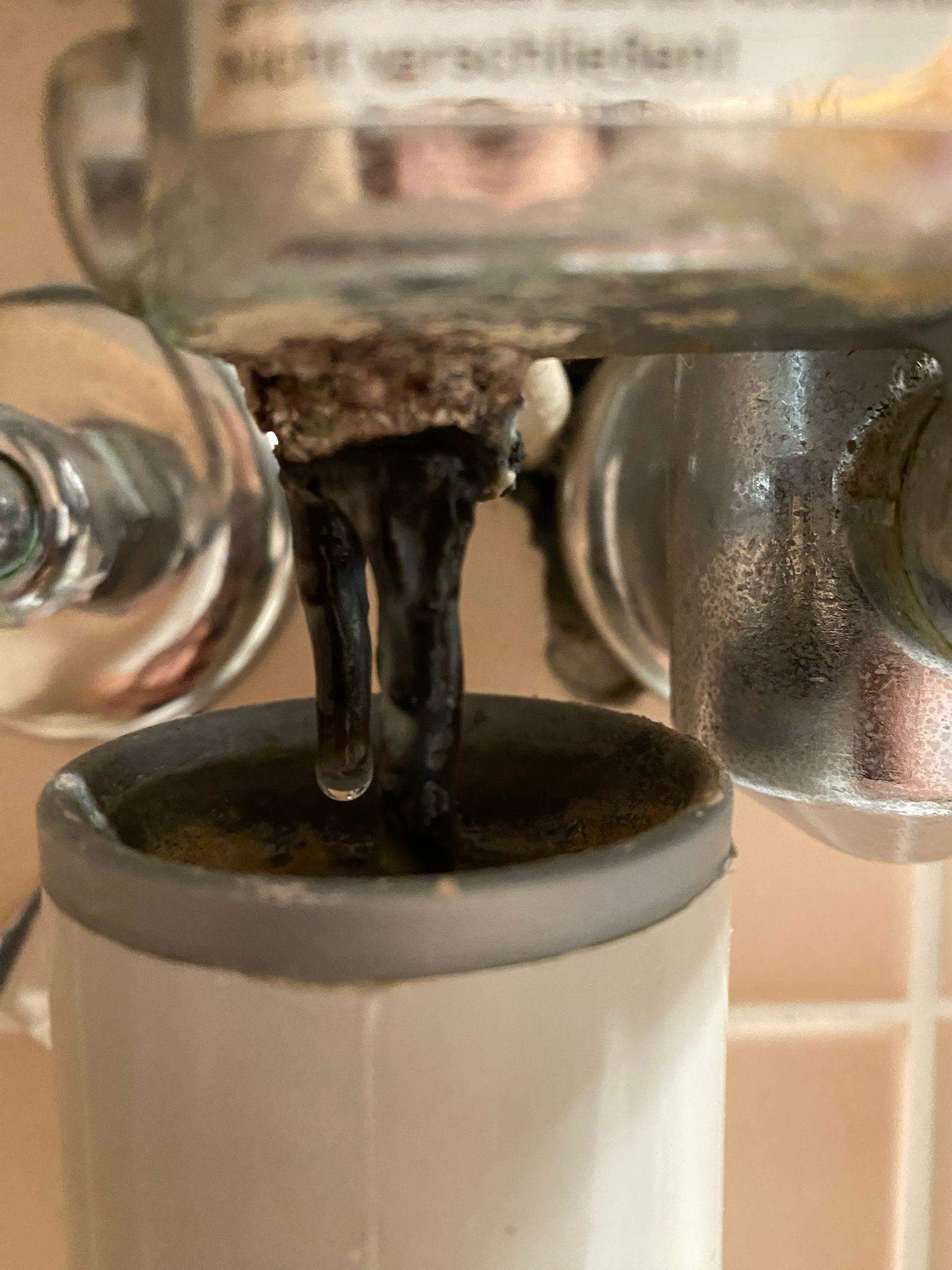 Was könnten schwarze, gummiartige Ablagerungen in meinem Wasserboiler ...