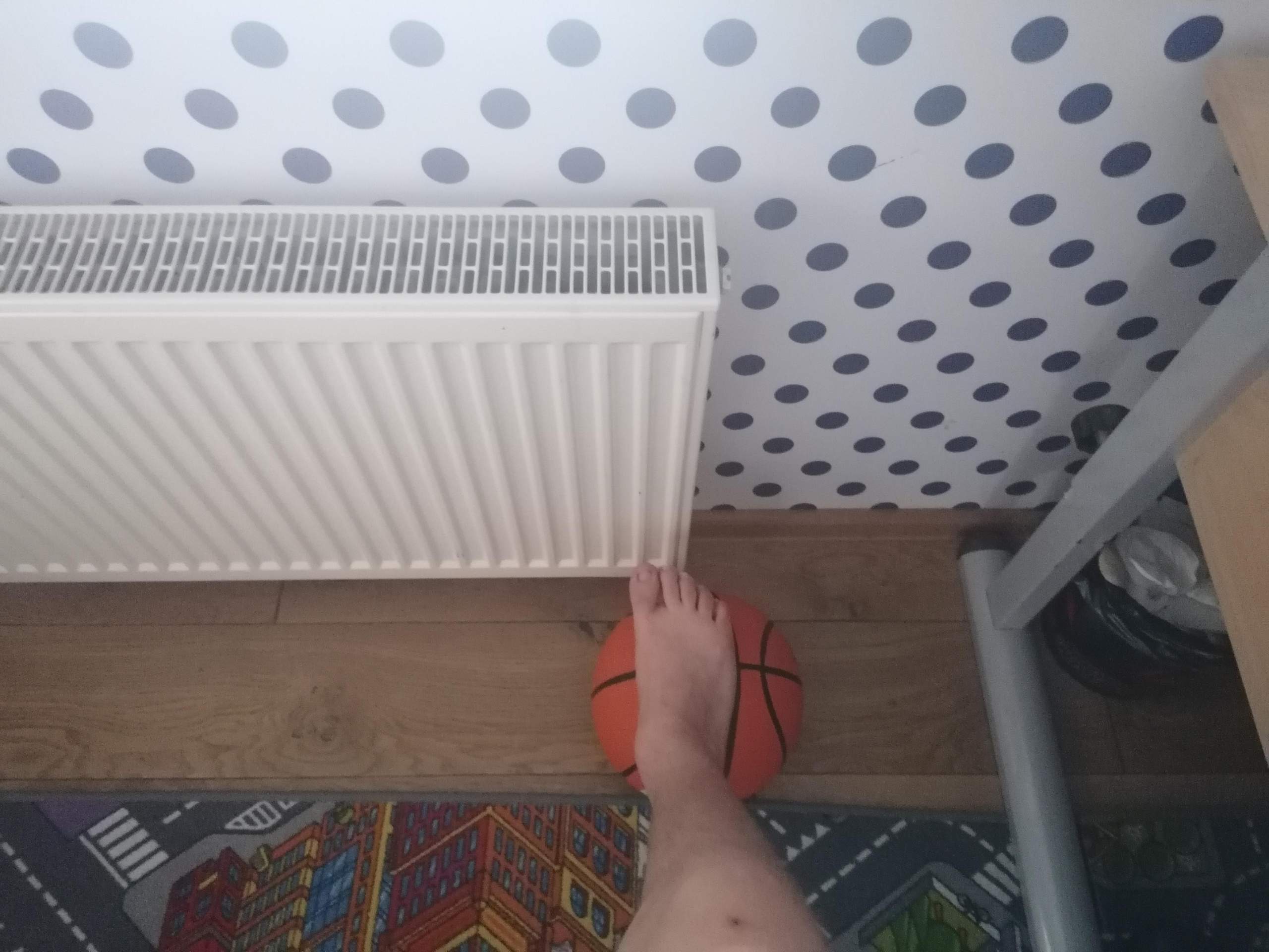 Was meint ihr zum Thema barfuß Fußball spielen mit einem Basketball?