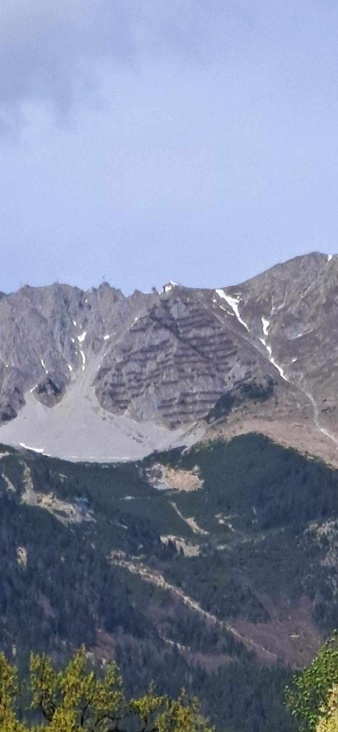 Was sind das für Kerben in den Bergen? (Natur, Berge)