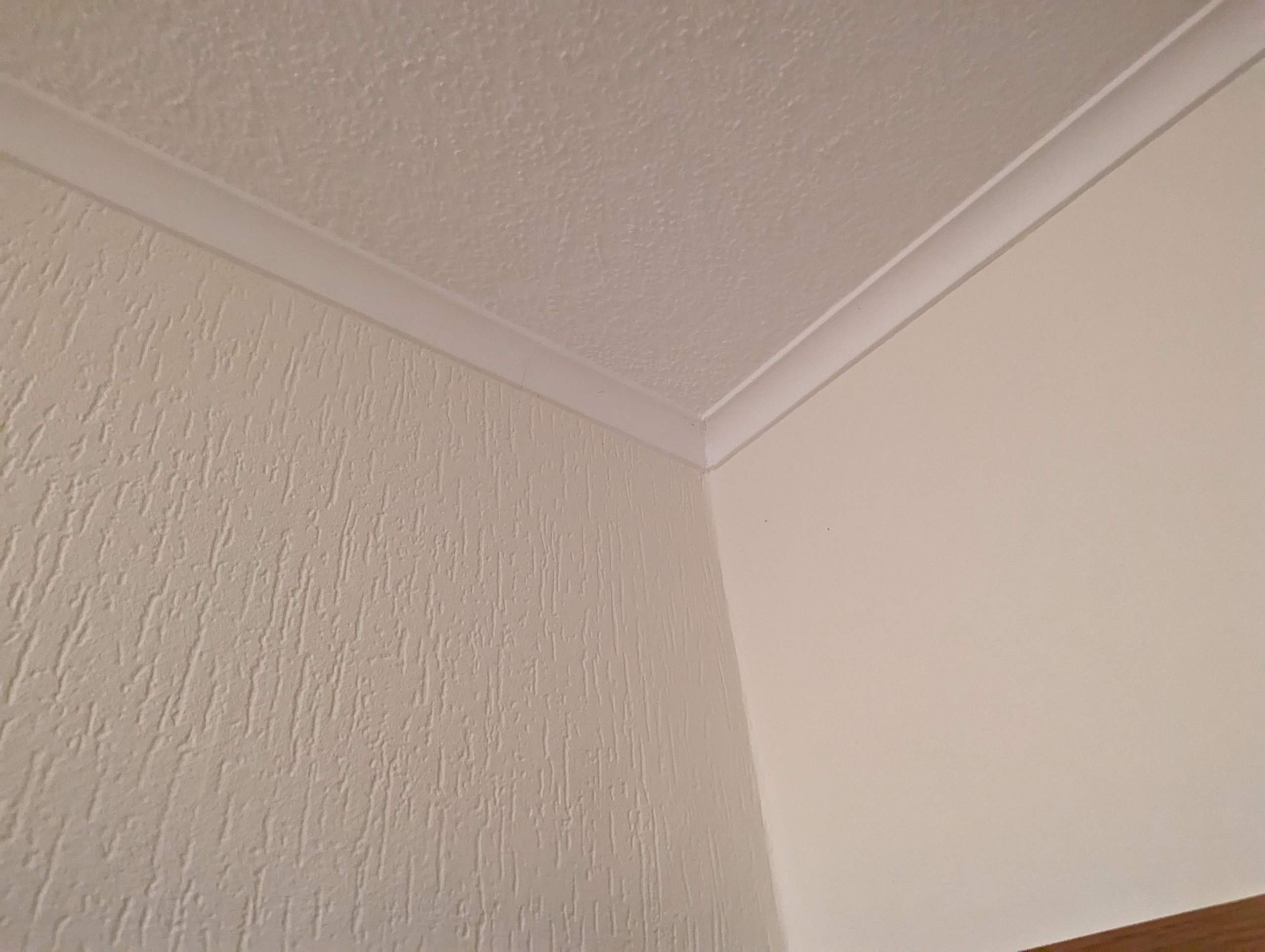 Was sind das für Leisten zwischen Wand und Decke? (Handwerk, Maler ...