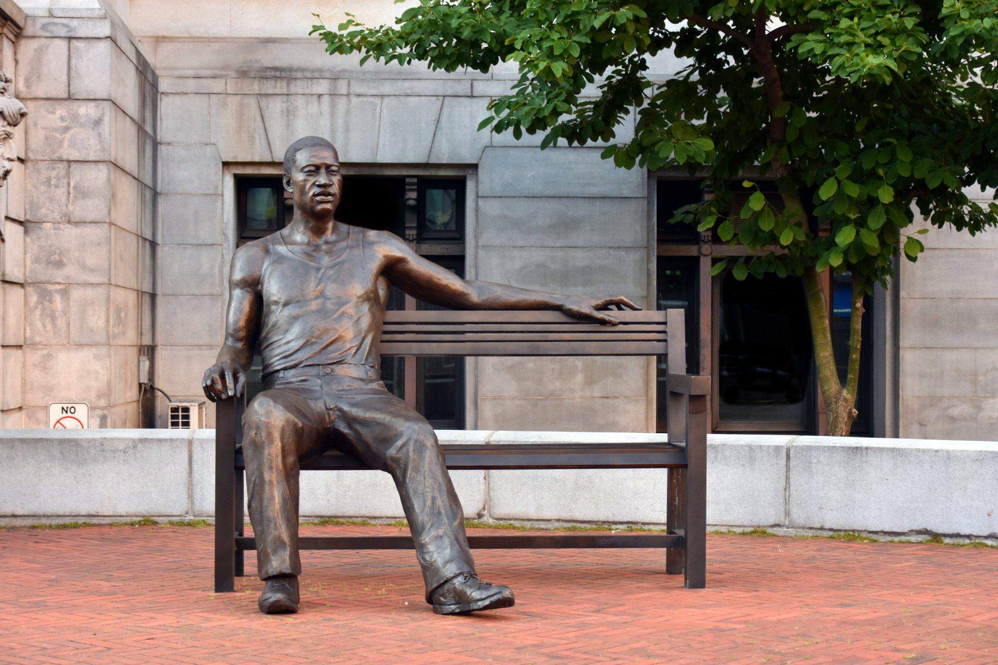 Was würdet ihr aus der eingeschmolzenen Statue von George Floyd machen ...