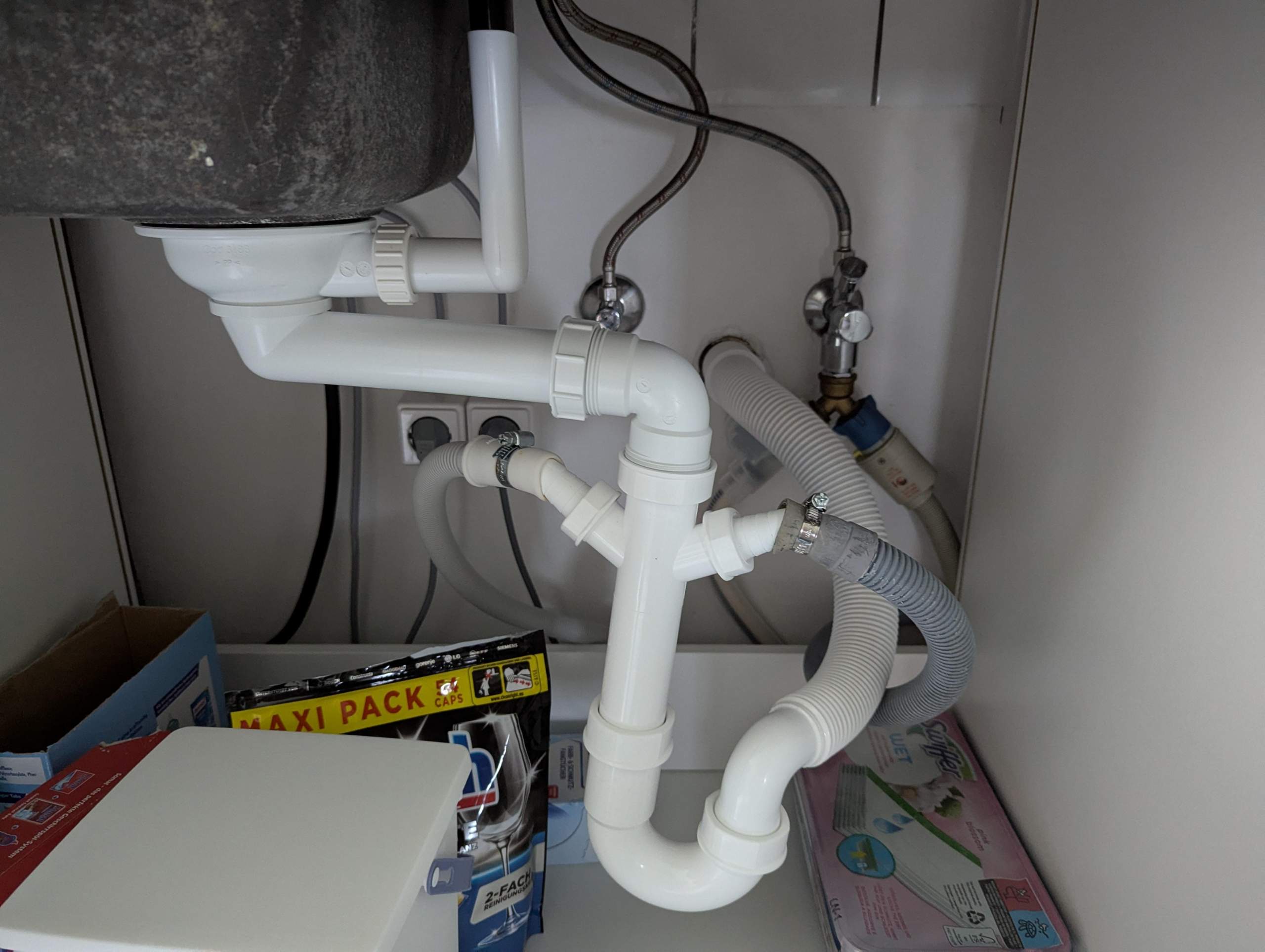 Spannende Wasser Kommt Im Spulbecken Hoch Wenn Geschirrspuler Lauft Ebenbild