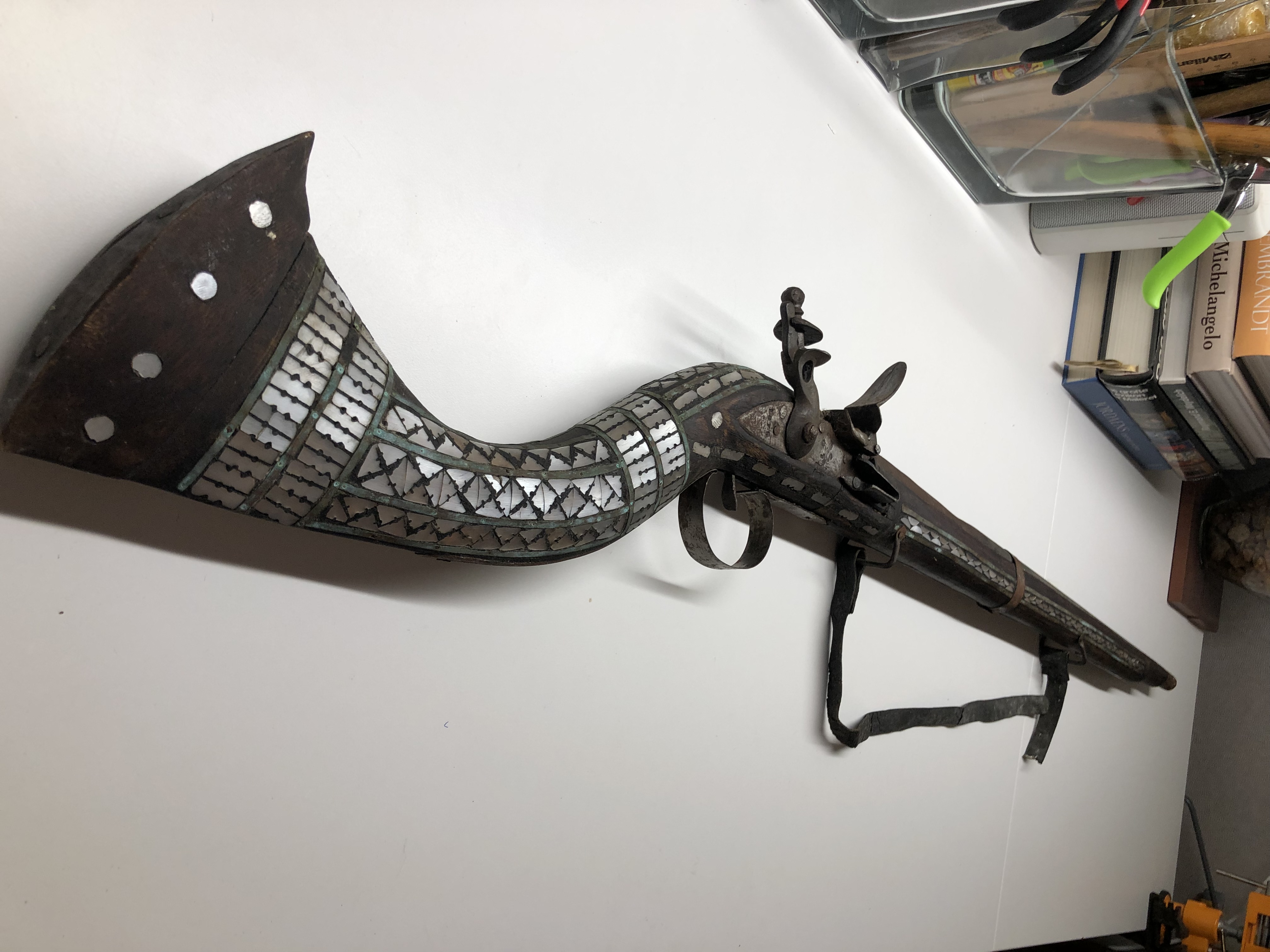 Weiß jemand ob das eine echte Waffe oder nur Deko ist? (Waffen, alt, Antik) Weiß jemand ob das eine echte Waffe oder nur Deko ist? (Waffen, alt, Antik)
