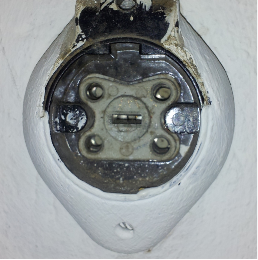 Weiß jemand, was das für eine Steckdose ist? (Elektrik, alt)