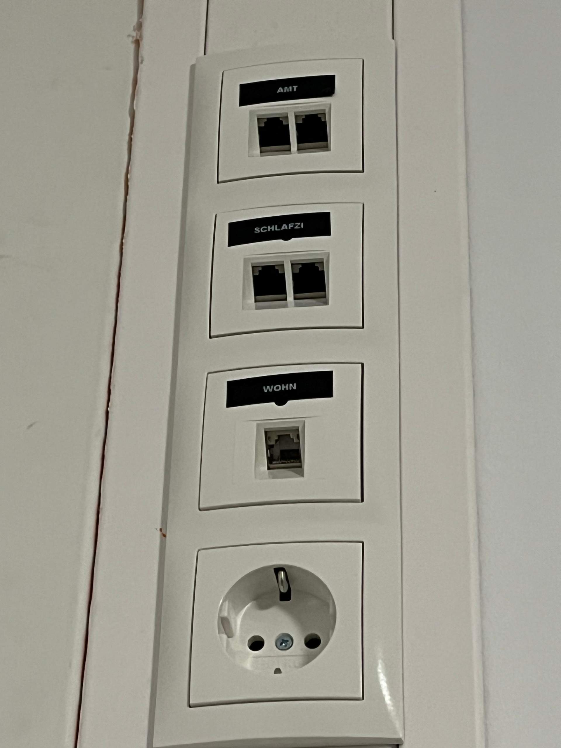 Weiß jemand wie ich mein Router anschließe? Wohn / AMT / Schlafzi ...