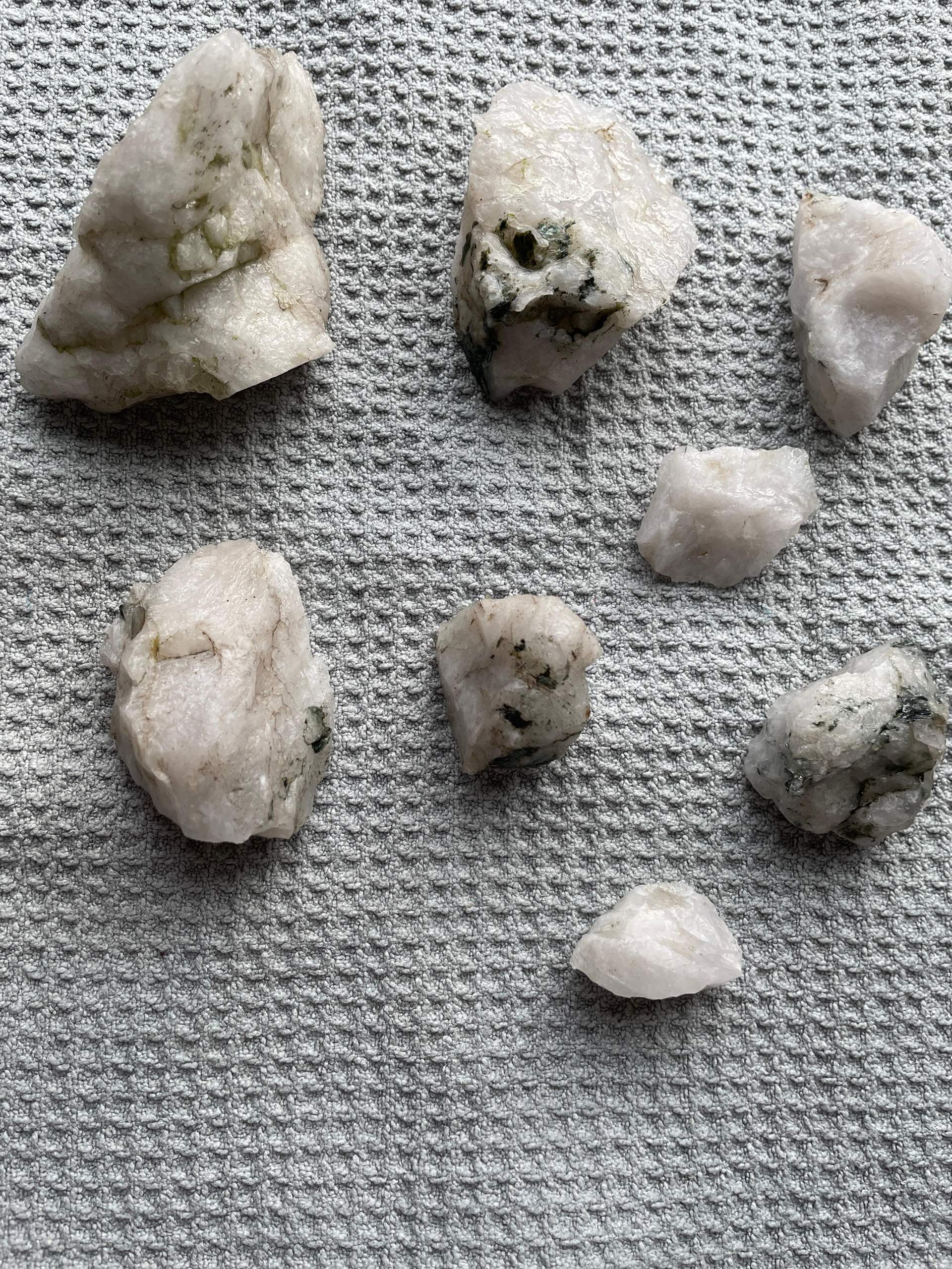 Weißen Stein mit grün im Garten gefunden? (Steine, Heilsteine ...