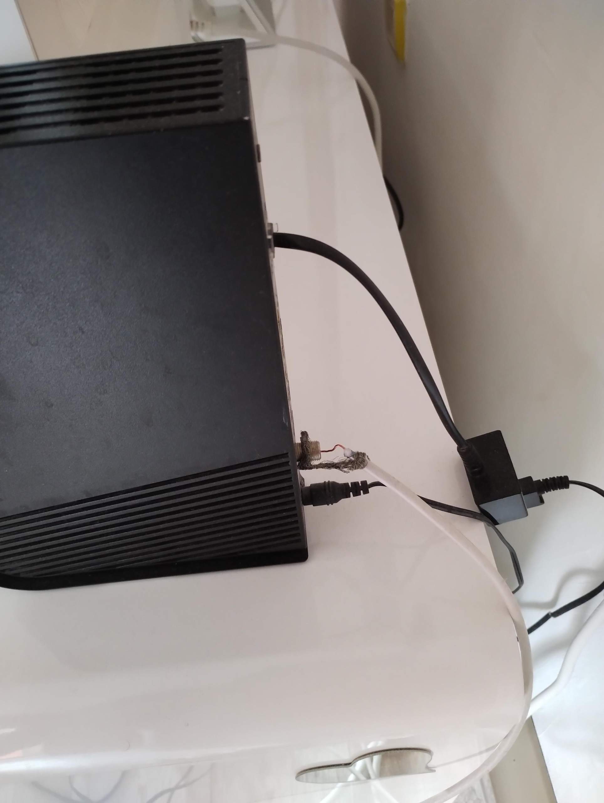 Weißer Kabel am Router? (Internet, WLAN, Netzwerk)