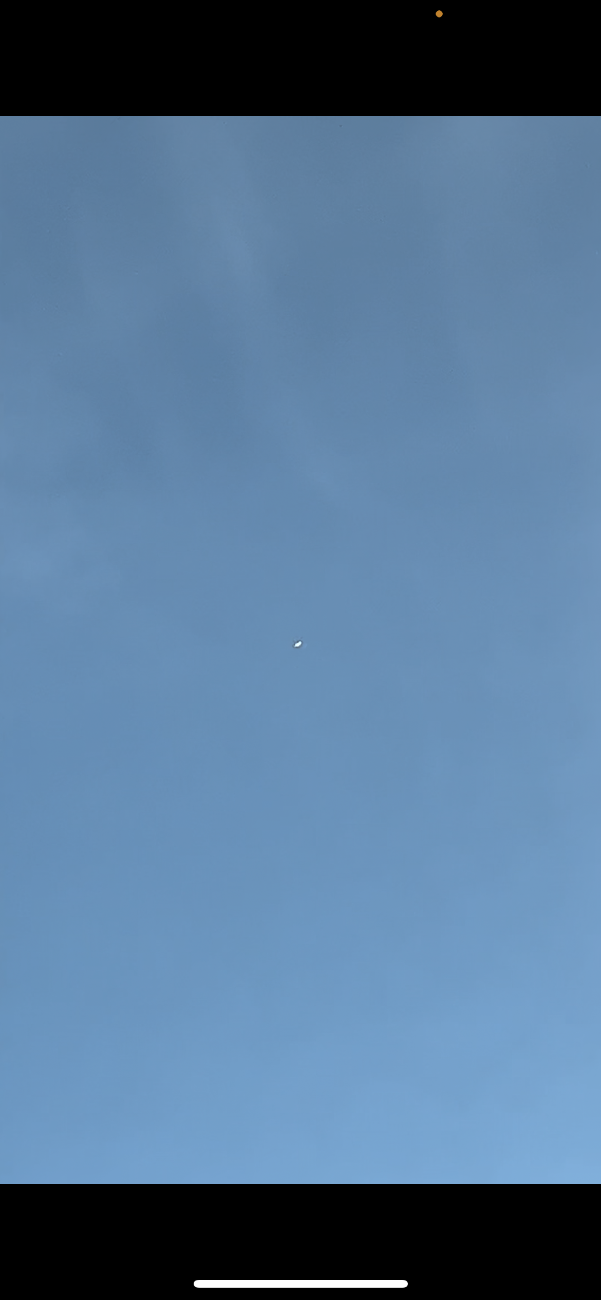 Weißes unbekanntes Flugobjekt gesichtet. Um welches Objekt könnte es ...