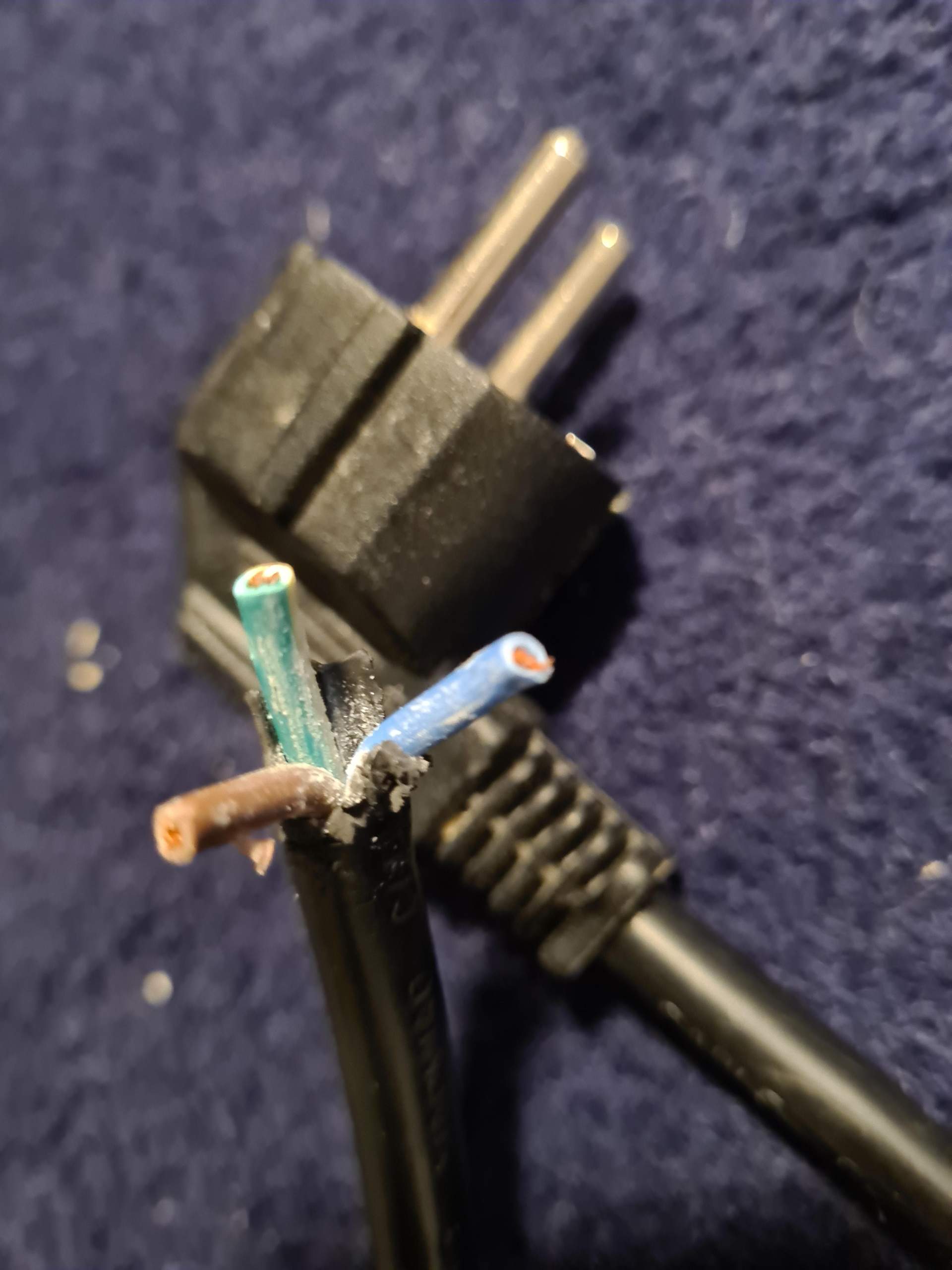 Welche Ader ist die Erdung bei diesem Schuko Kabel?