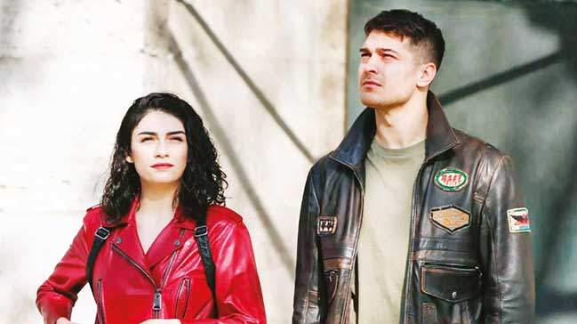 Welche Lederjacke trägt der Protagonist bei der Netflix serie The ...