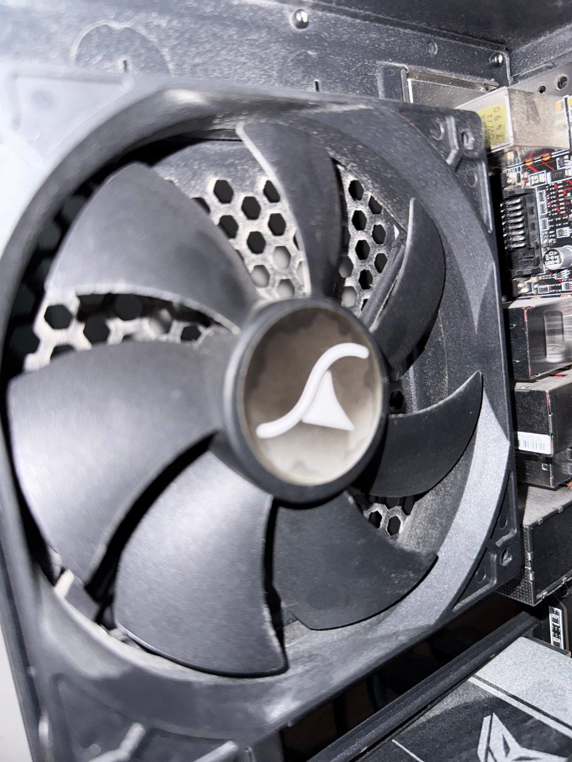 Welche Marke hat der Lüfter und mein PC brummt? (Gaming PC, Gehäuse ...