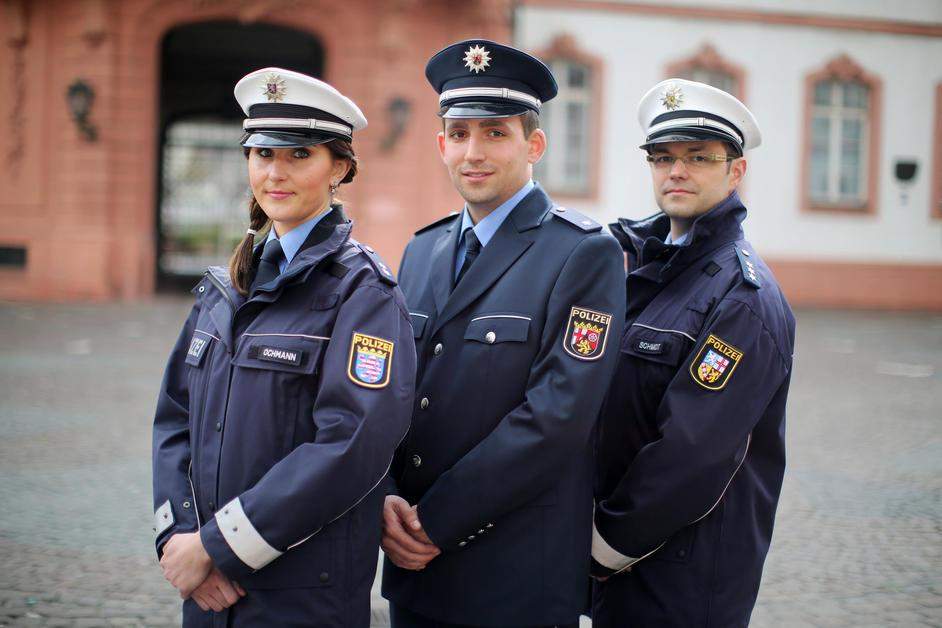 Welche Uniform der deutschen Polizeien gefällt euch? (Kleidung, Mode ...
