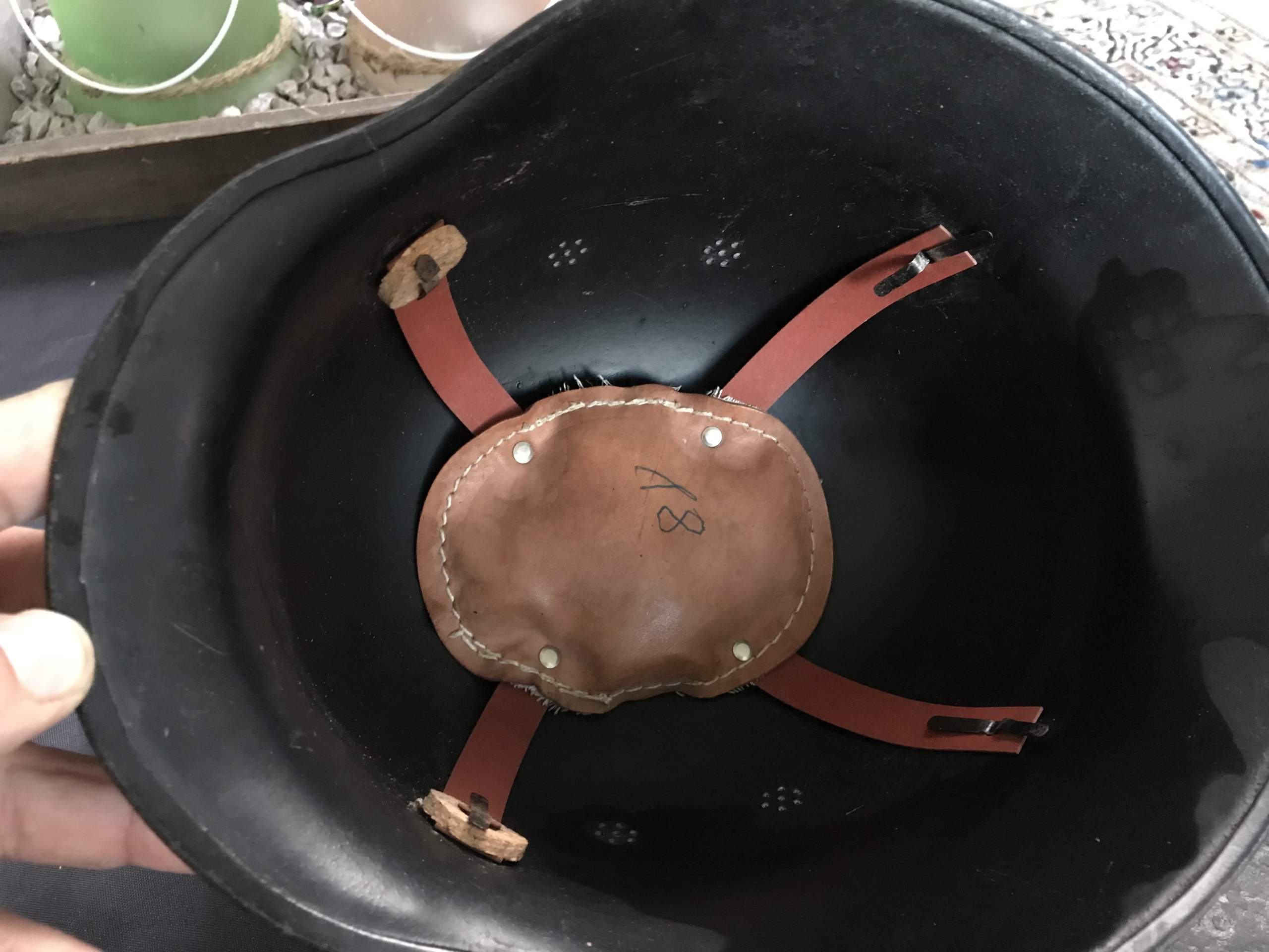 Wer kann mir sagen woher dieser Helm kommt? (Weltkrieg, Feuerwehr ... Wer kann mir sagen woher dieser Helm kommt? (Weltkrieg, Feuerwehr ...