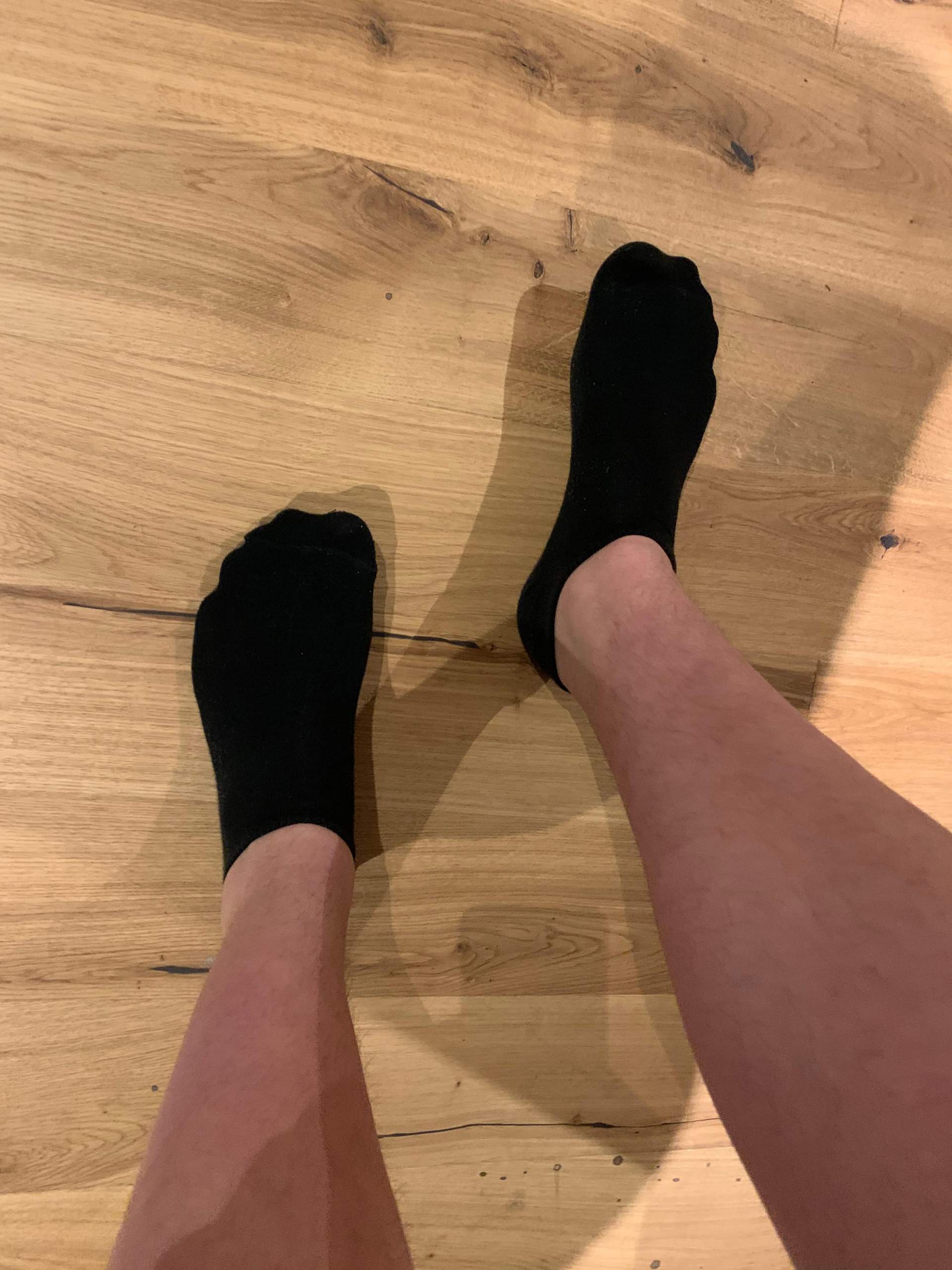 Wie alt schätzt Ihr mich anhand der Beinbehaarung, Beine und Füße ...