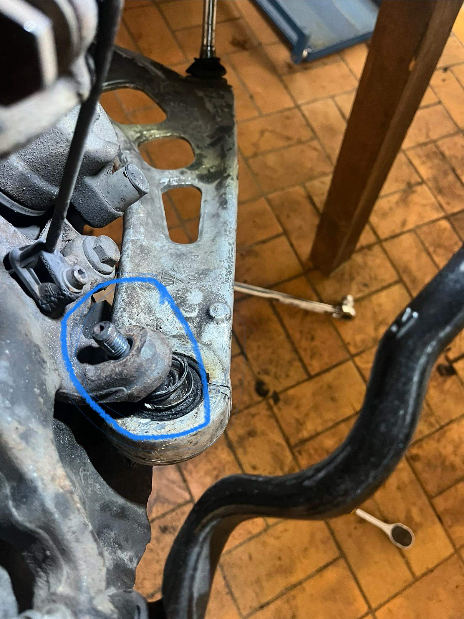 Wie bekomm ich diesen Querlenker raus? (Motor, KFZ, Werkstatt)