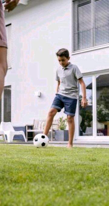 Wie bekomme ich meine Freunde davon überzeugt barfuß Fußball zu spielen ...