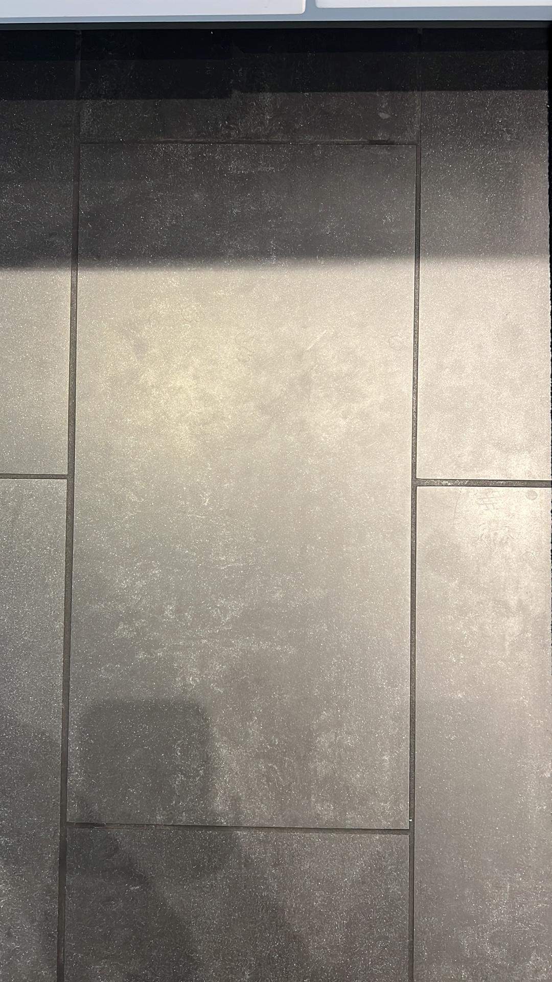 Wie bringe ich diesen dunklen Plattenboden sauber? (Reinigung)